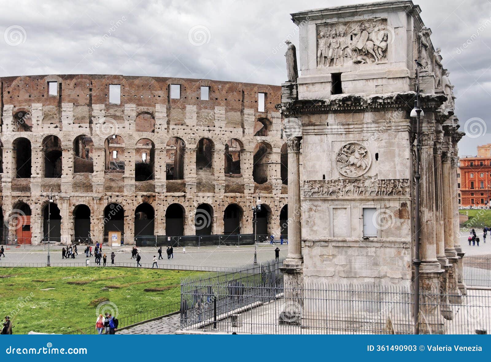 View of the Colosseum and the Arch of Constantine Editorial Stock Photo ...