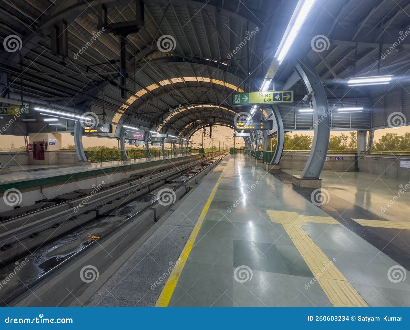 View of Delhi Metro Platform Editorial Stock Image - Image of traffic ...
