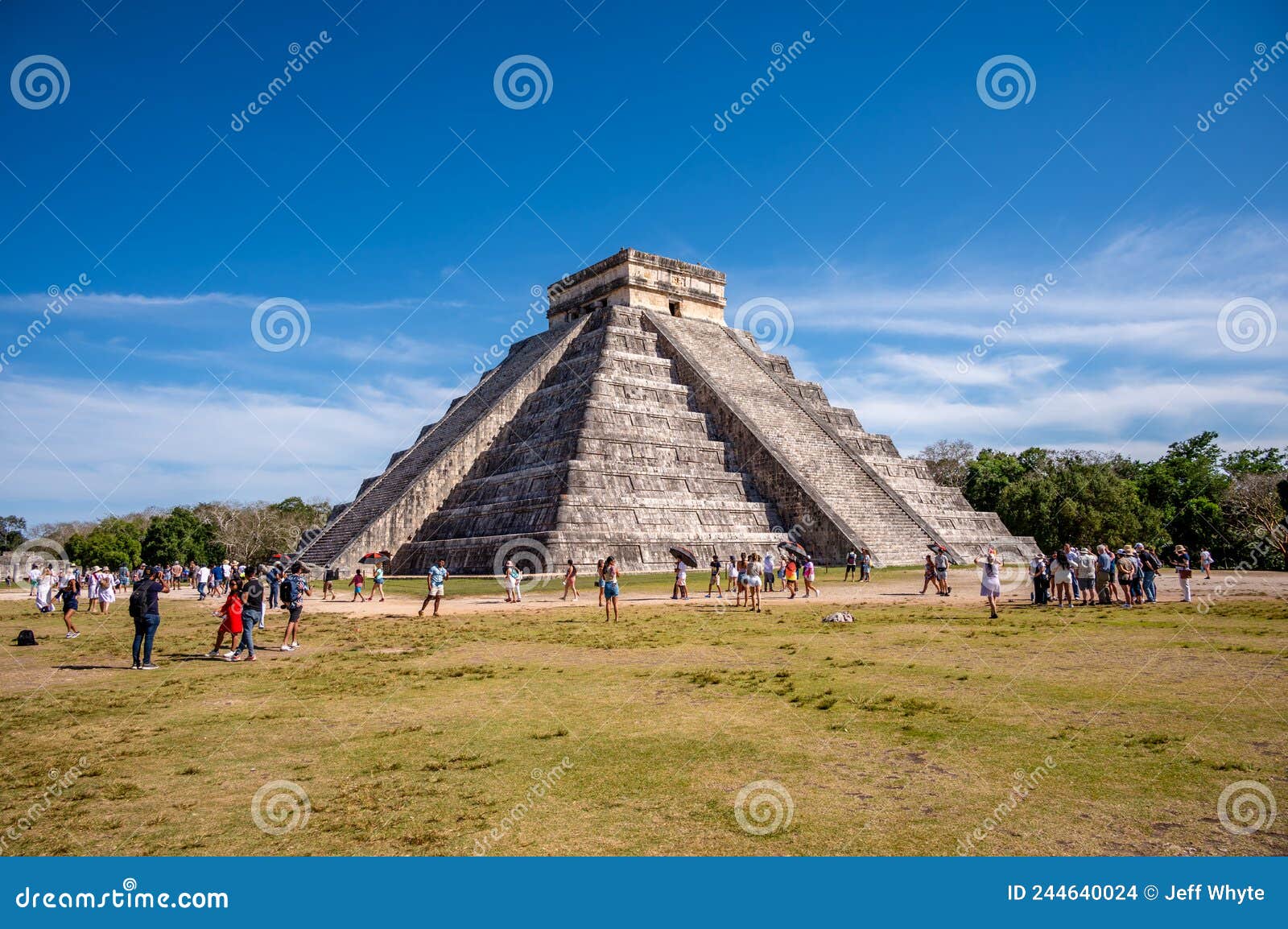 View of El Castillo Pyramid at Chichen Itza Editorial Stock Image ...