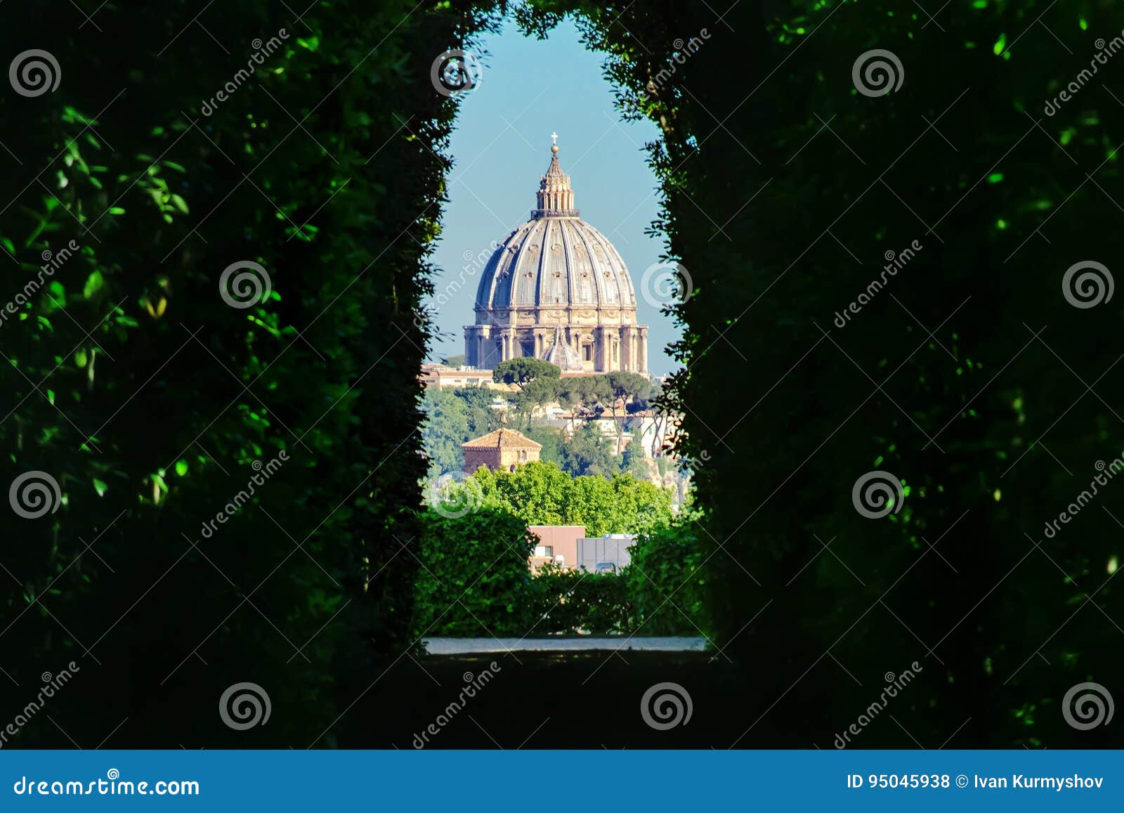 View through the Keyhole. Aventine Hill Editorial Stock Photo - Image ...