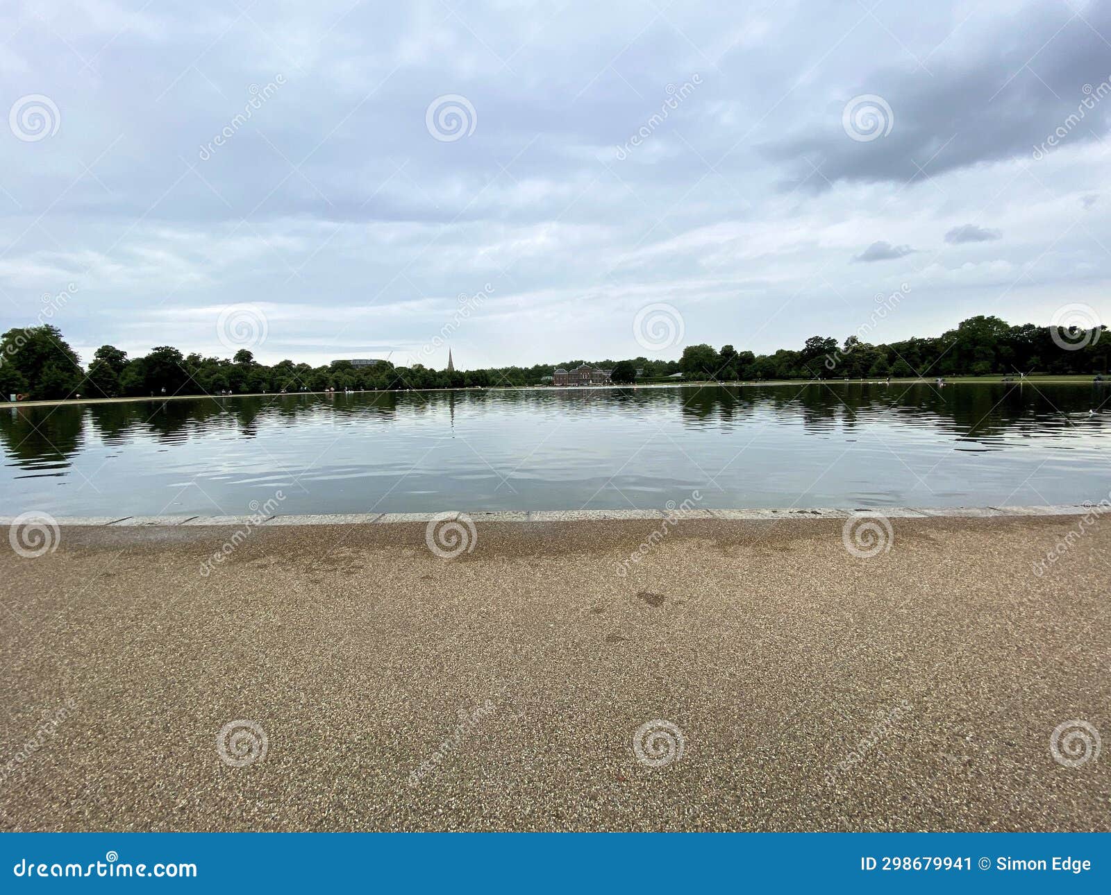 A view of a Lake in London editorial photo. Image of park - 298679941
