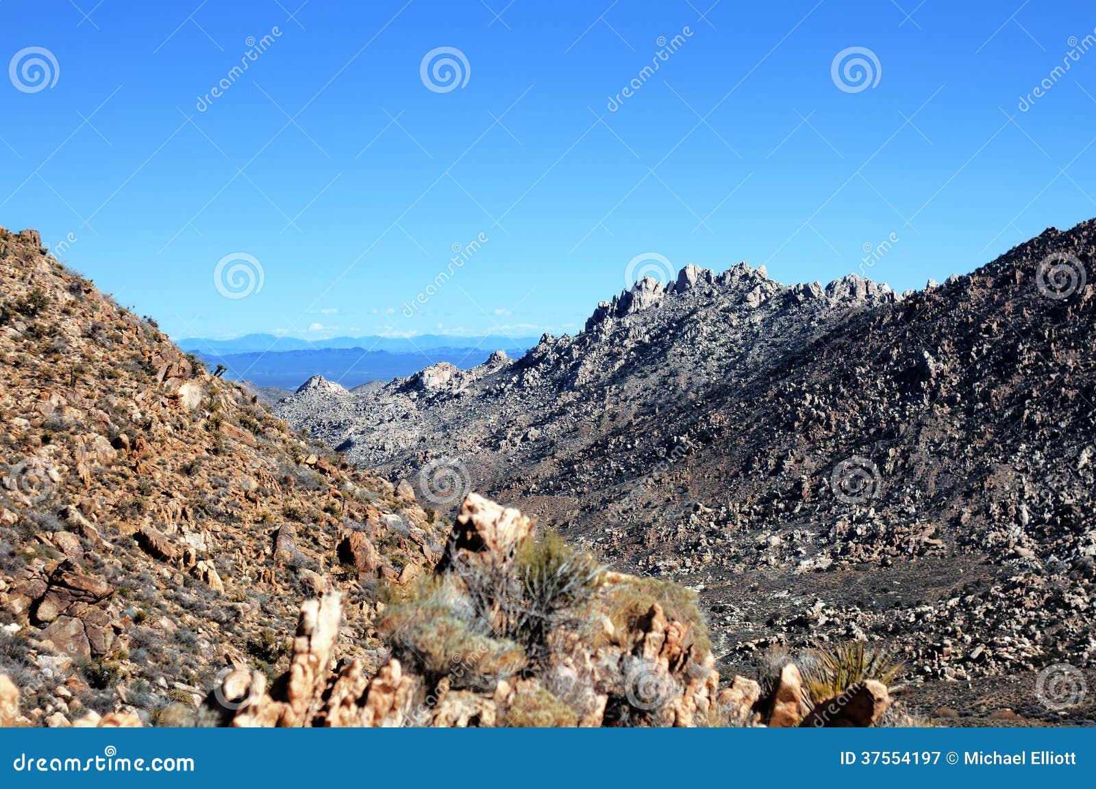 View of the Mojave stock image. Image of hiking, nature - 37554197