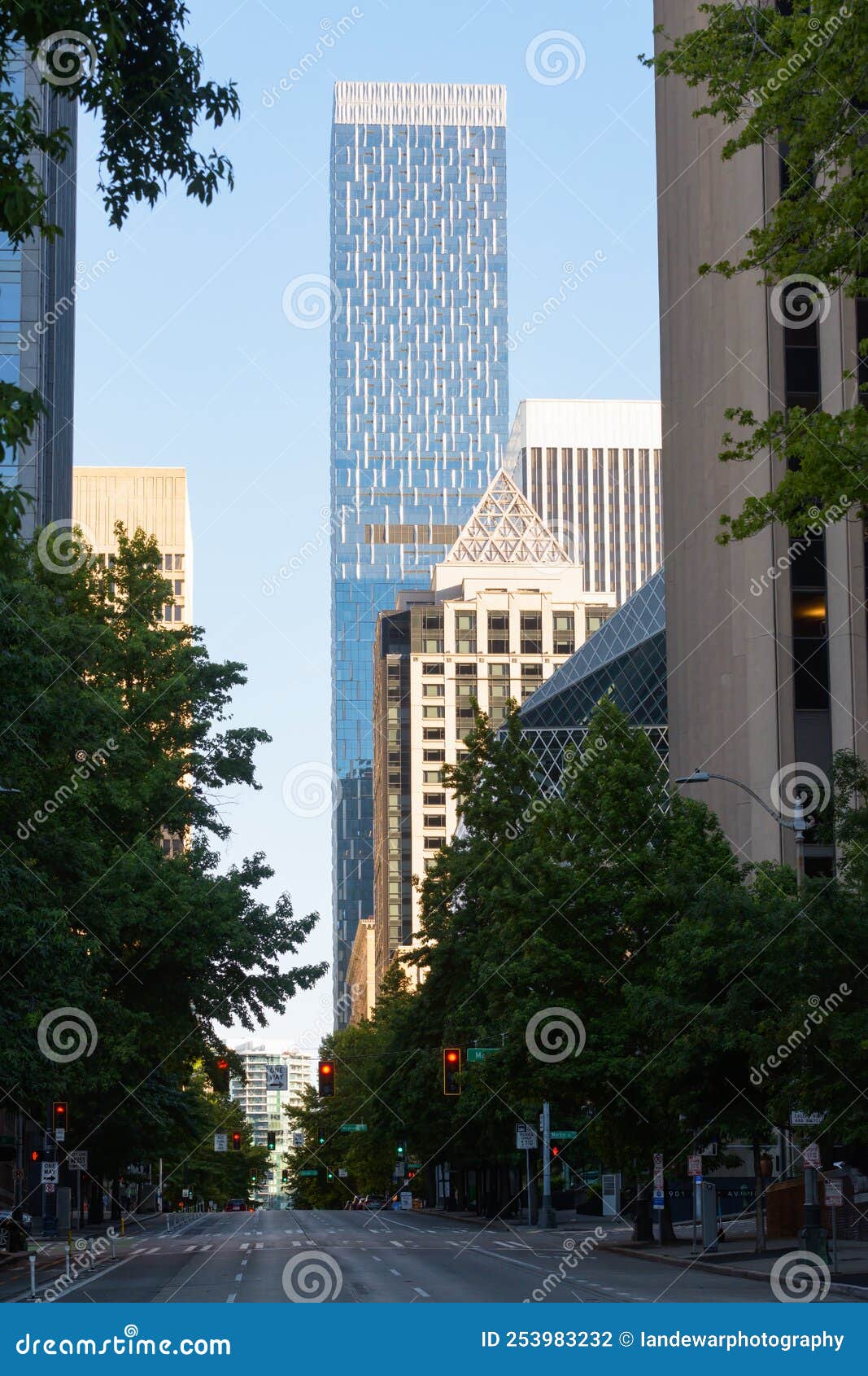 View North Along 4th Avenue Seattle with Rainier Square Tower Editorial ...