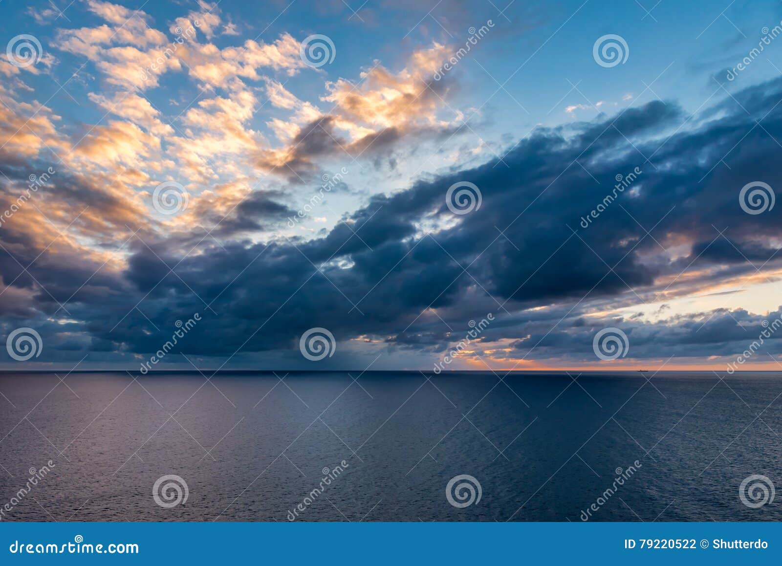 View of the Ocean Horizon with the Sunseting and Reflection on T Stock ...