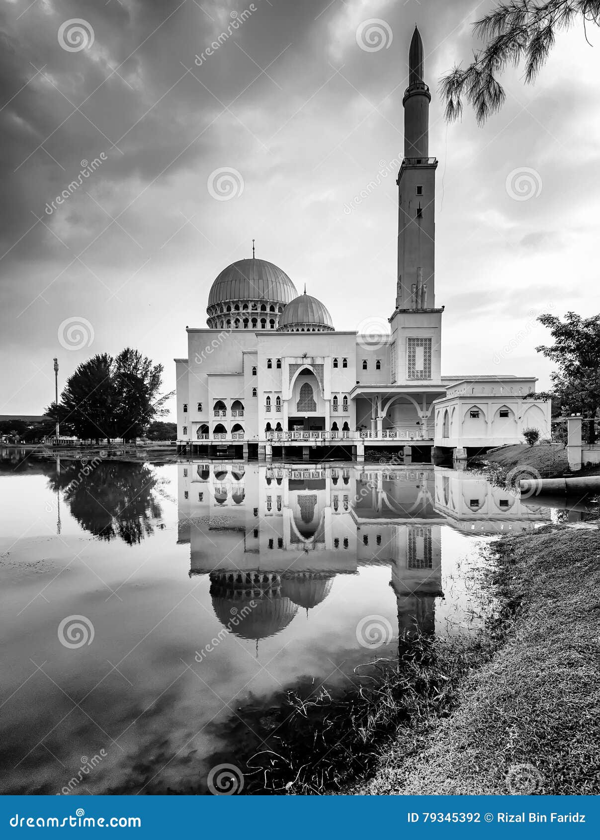 View and Reflection of Assalam Mosque Stock Photo - Image of blue, lake ...