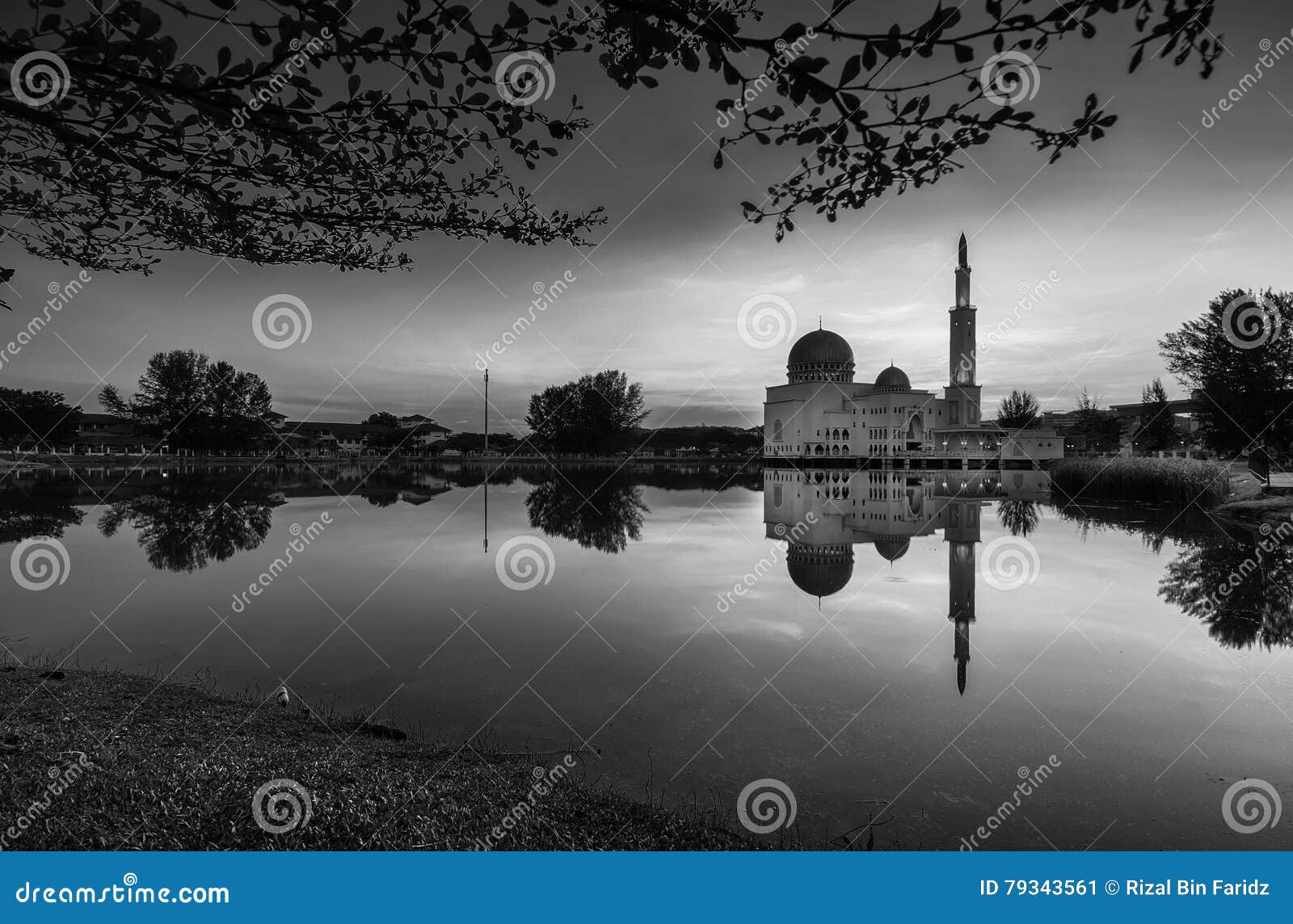 View and Reflection of Assalam Mosque Stock Image - Image of islamic ...
