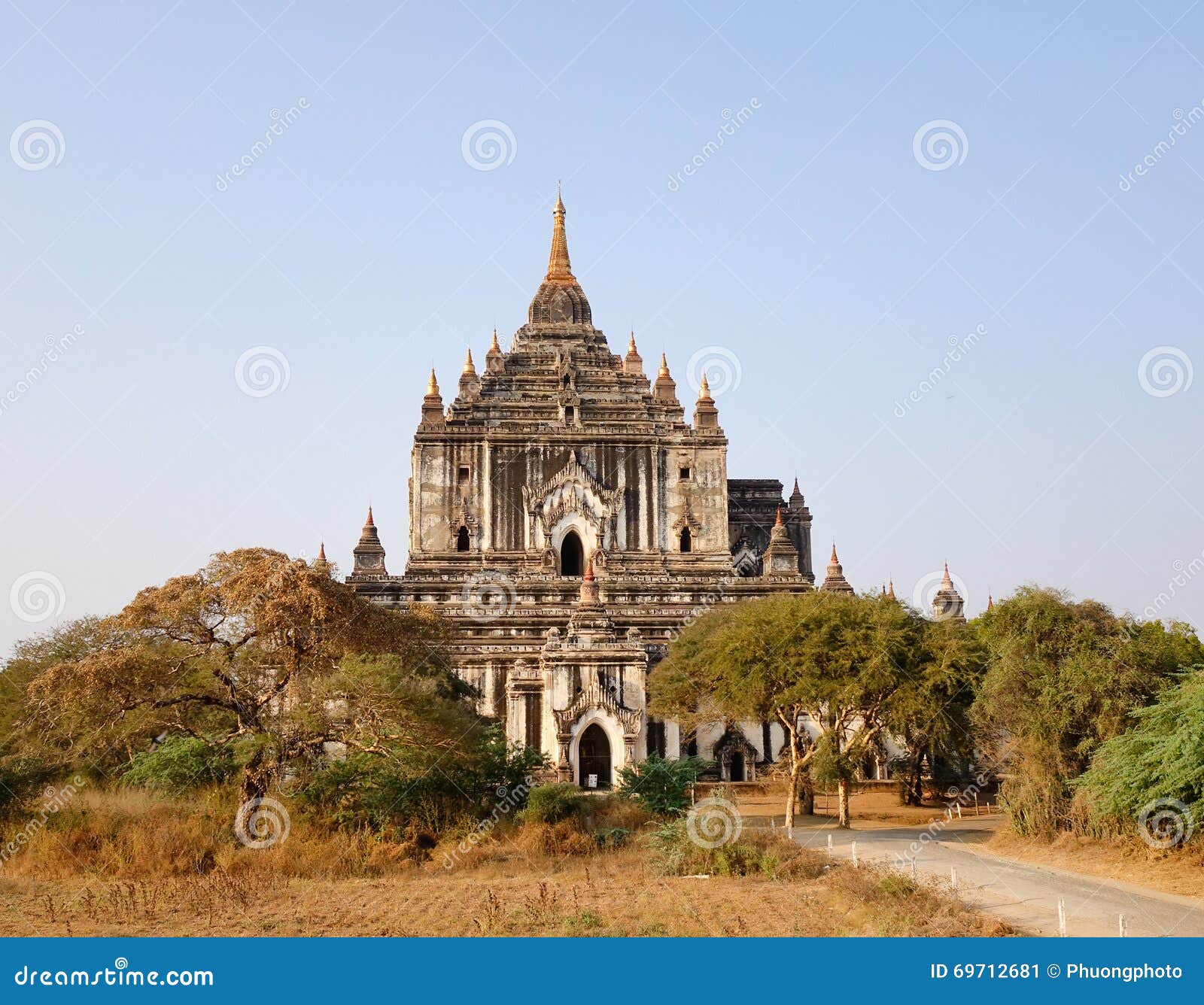View of the Thatbyinnyu Temple in Bagan, Myanmar Editorial Photo ...