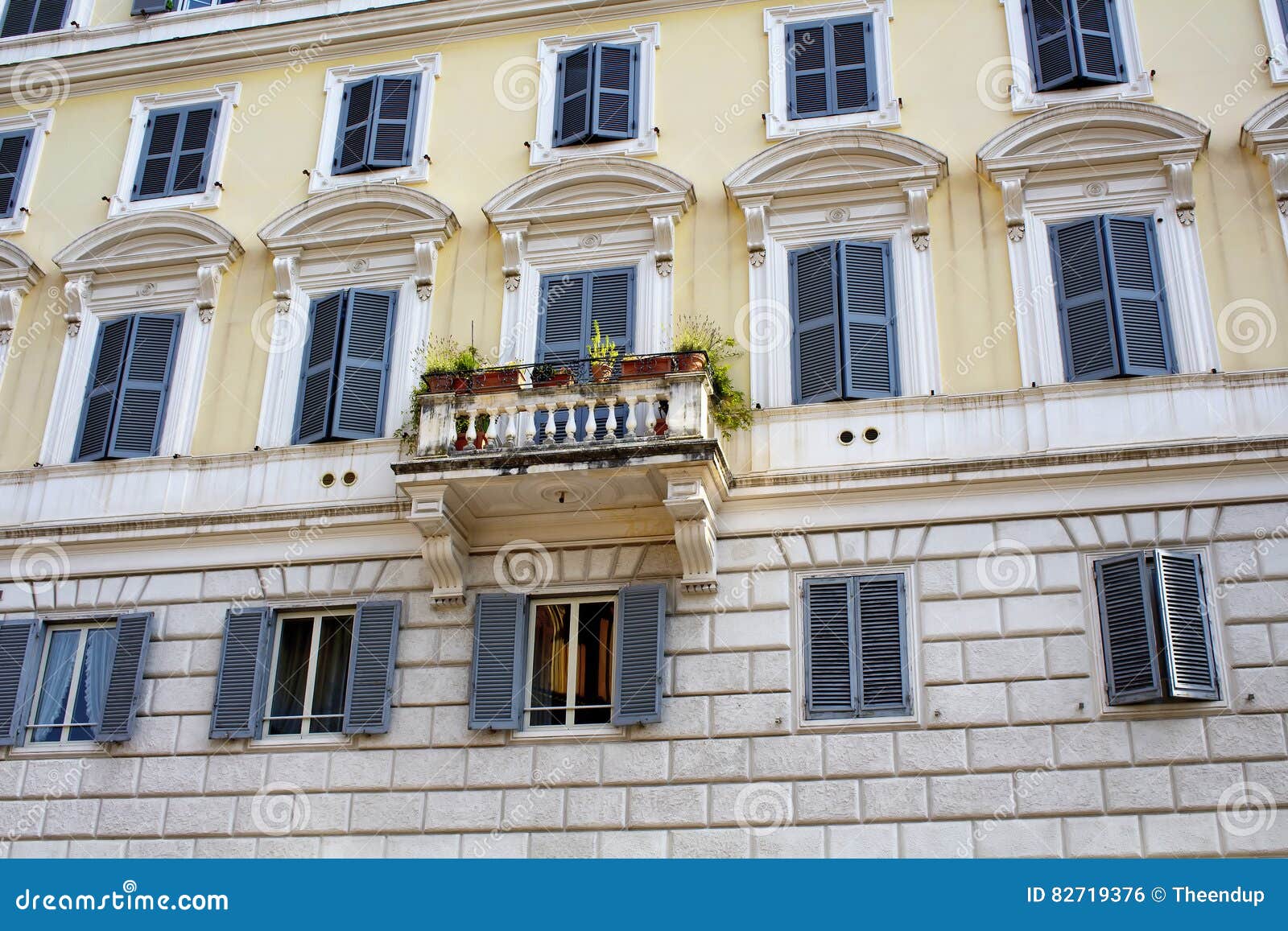 View of a Traditional Italian House Stock Photo - Image of building ...