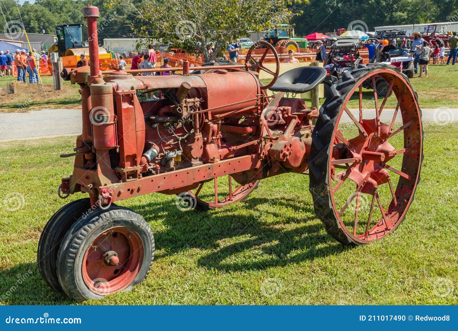 Vintage Farm Tractor editorial image. Image of field - 211017490
