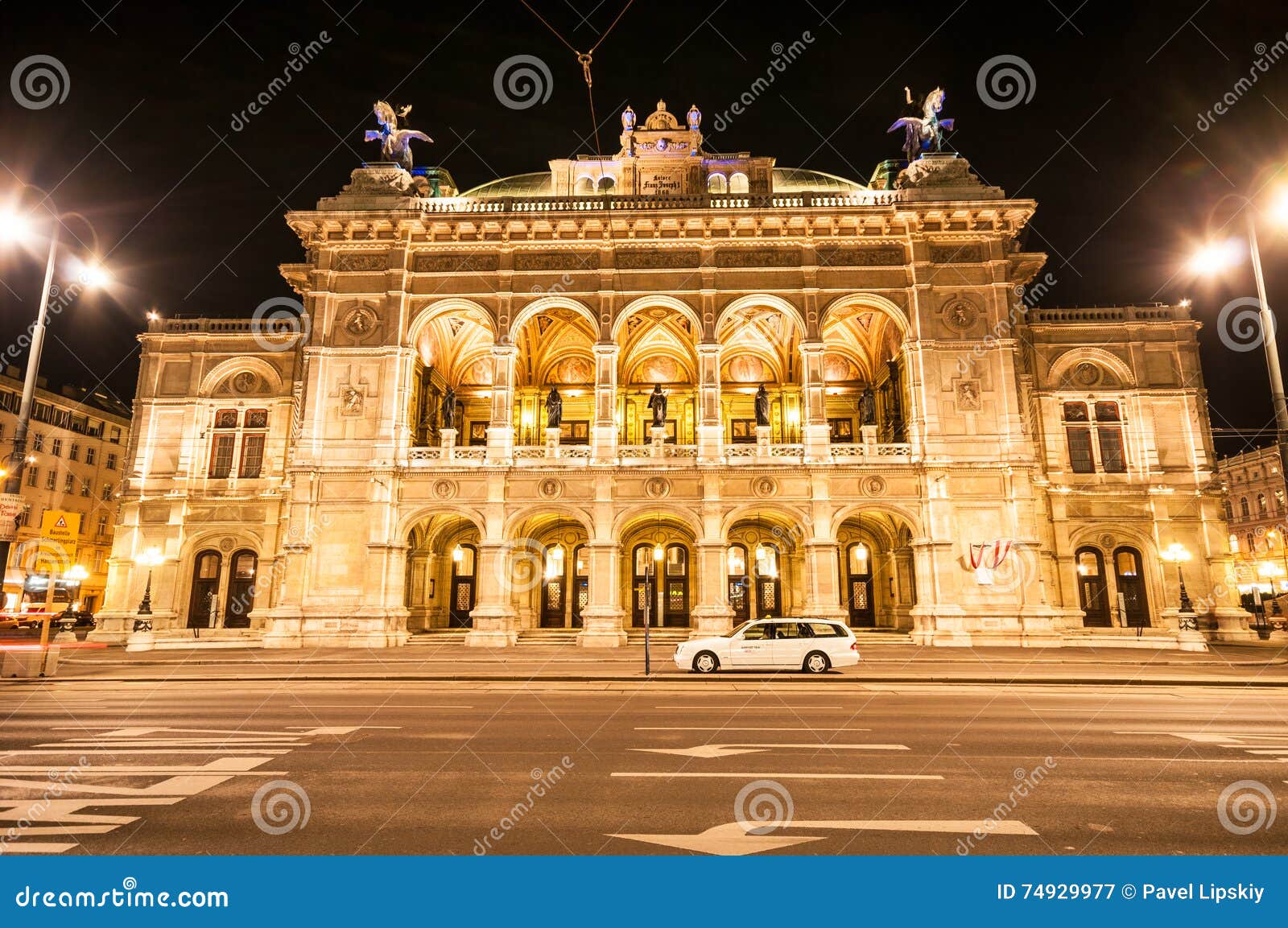 View of Vienna State Opera House by Night Editorial Photography - Image ...