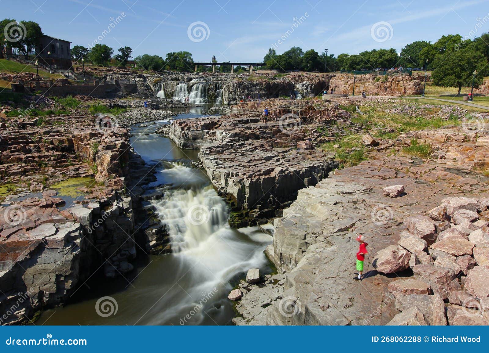 Falls Park, Sioux Falls, South Dakota Editorial Stock Photo - Image of ...