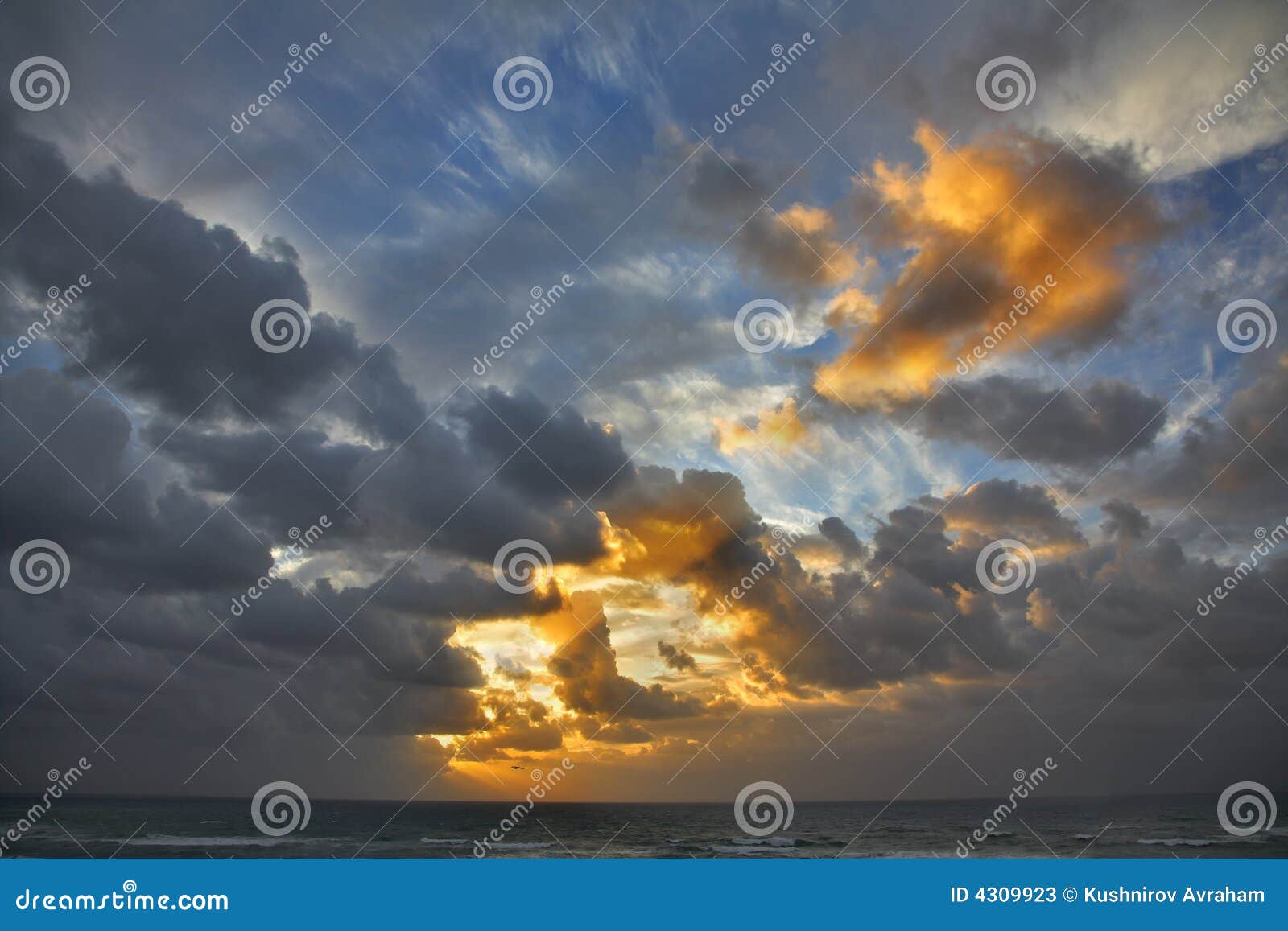 Viga del oro del sol. imagen de archivo. Imagen de tormentas - 4309923