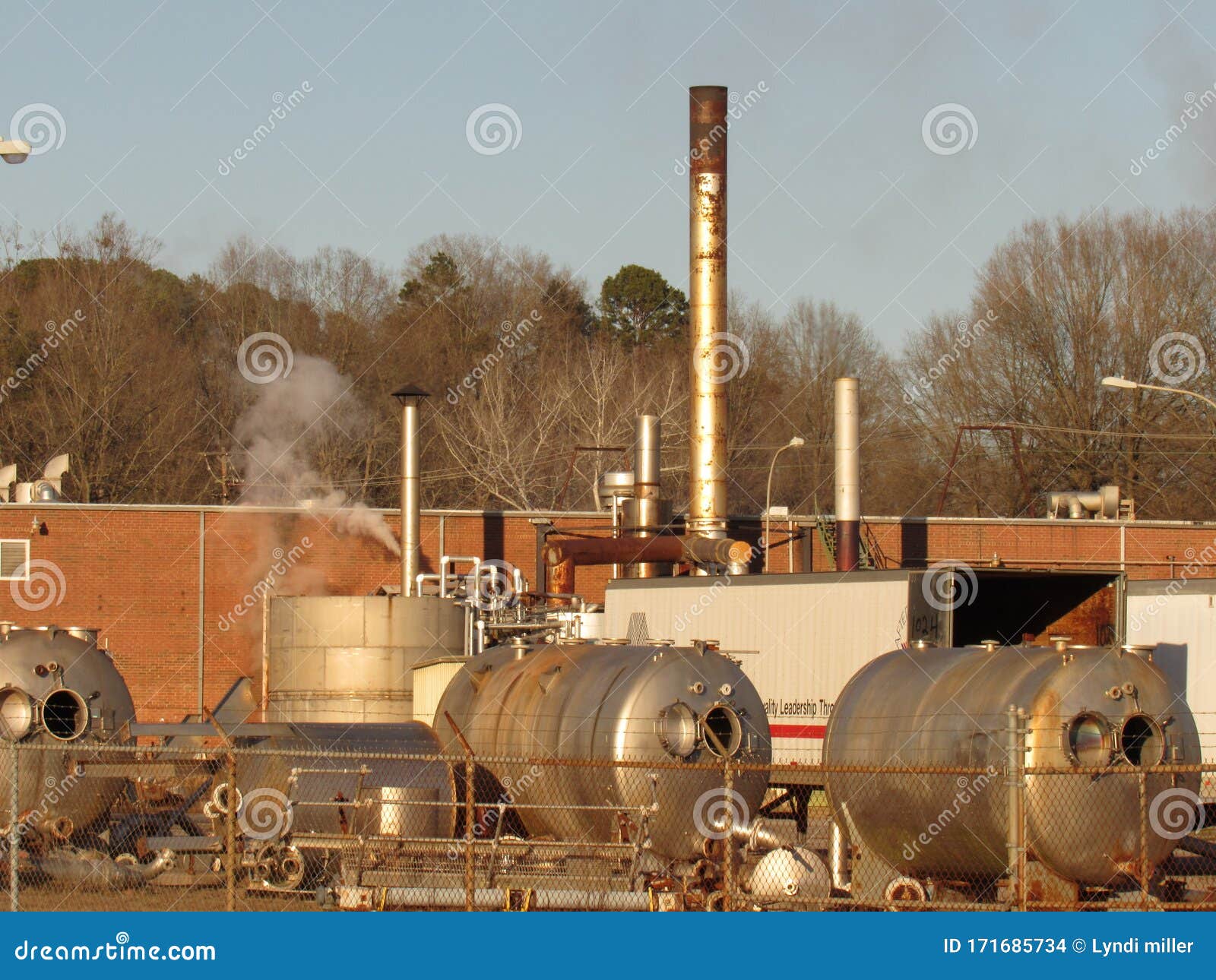 Vigas de humo industriales foto de archivo. Imagen de industrial ...