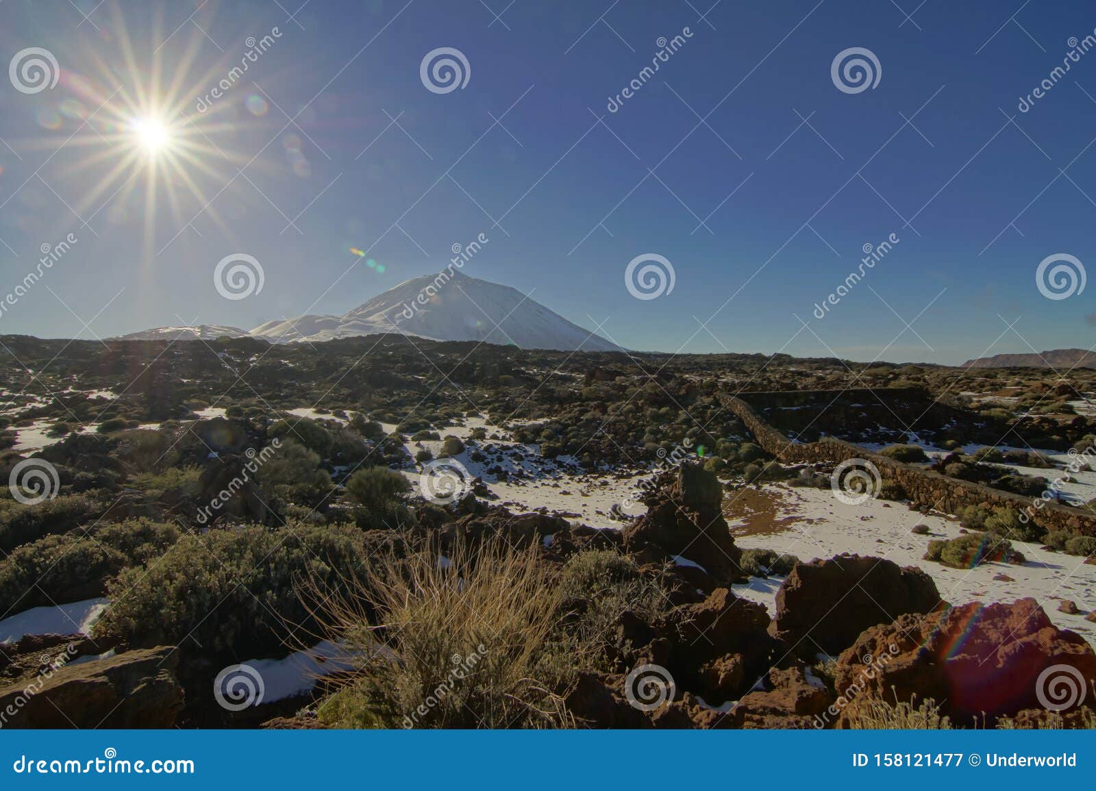 Vigas de sol contraluz imagen de archivo. Imagen de negro - 158121477