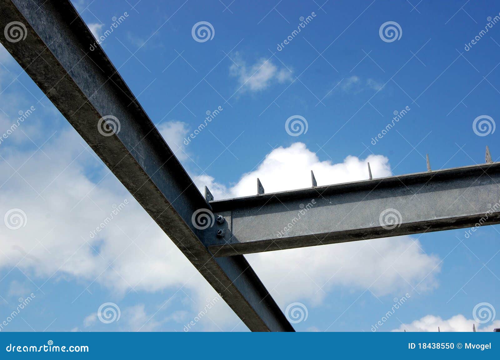 Vigas del metal foto de archivo. Imagen de viga, nube - 18438550
