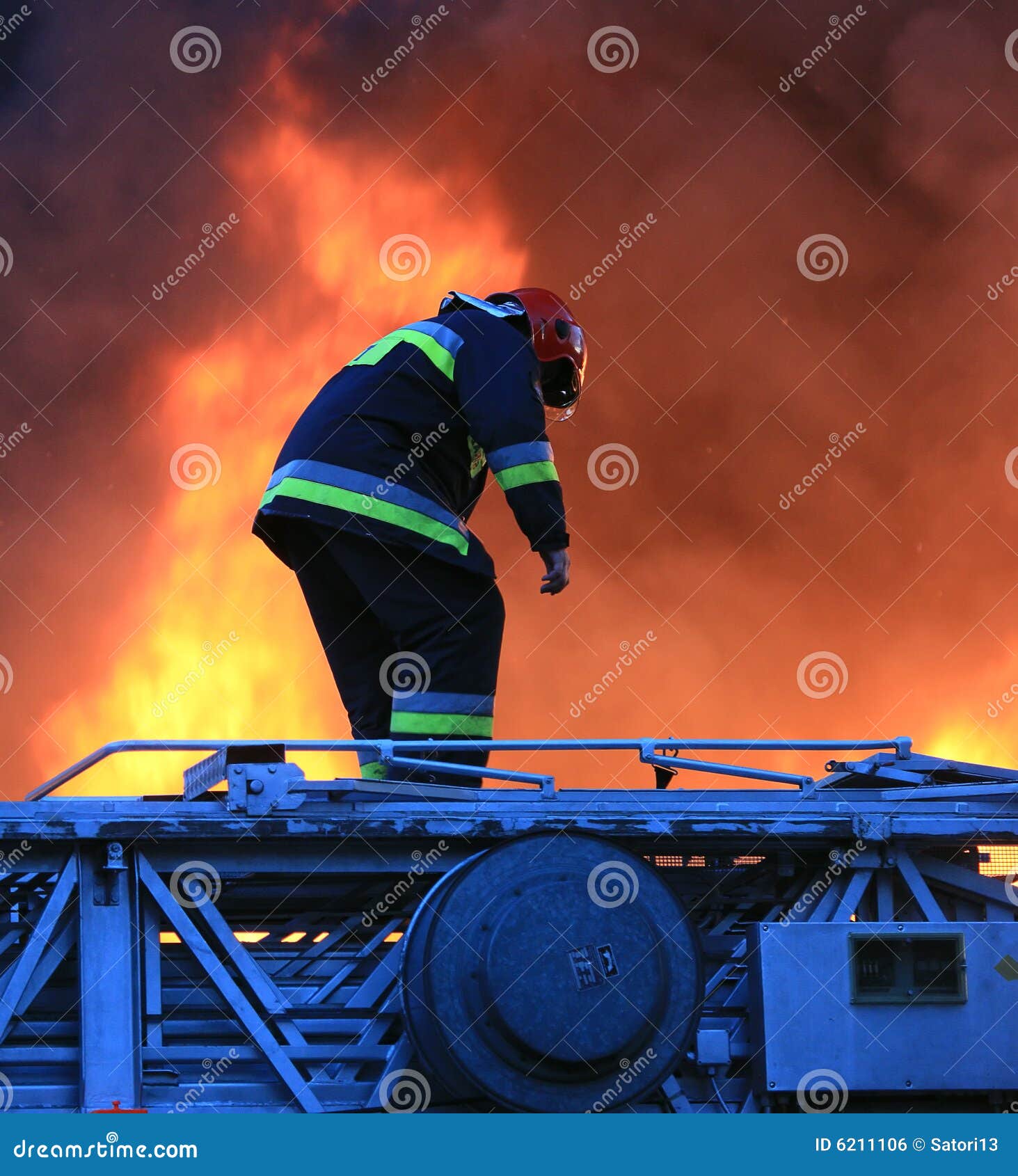 Vigile Del Fuoco Nell'azione Rischiosa Fotografia Stock - Immagine di ...