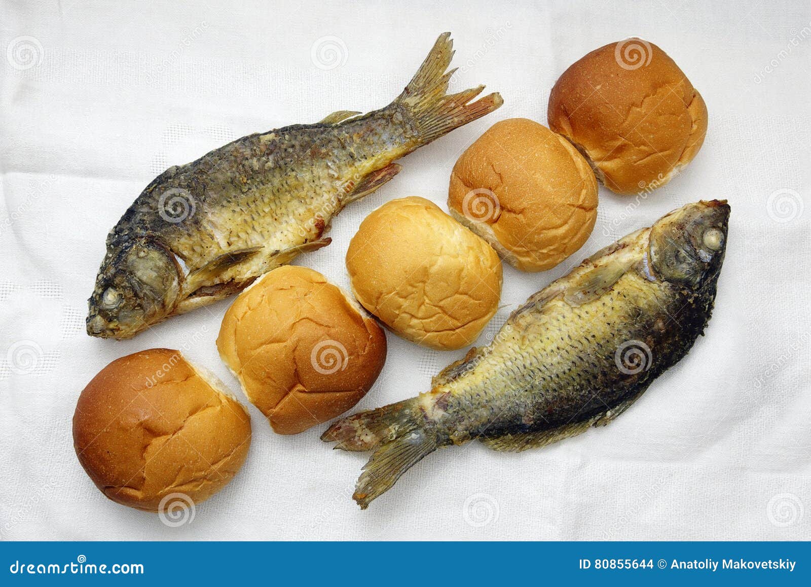 Vijf Broden, En De Twee Vissen Stock Foto - Image of voedsel, vissen ...