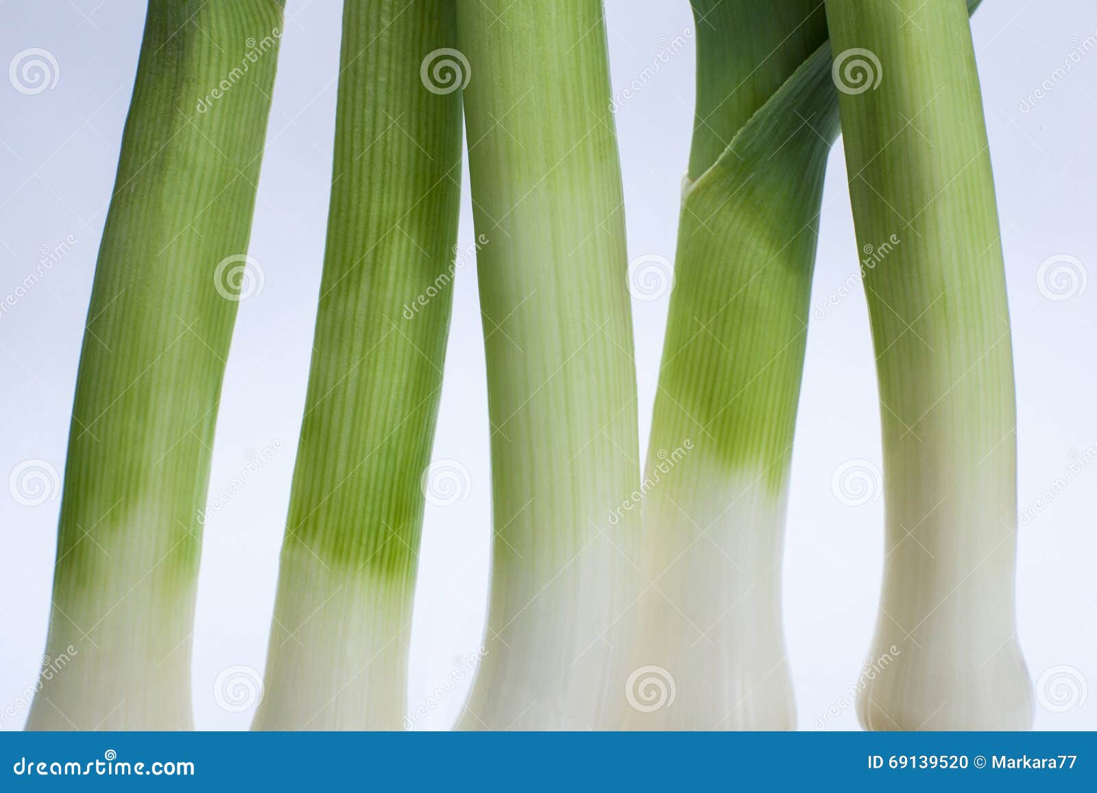 Vijf groene uien stock foto. Image of uien, salade, smaak - 69139520