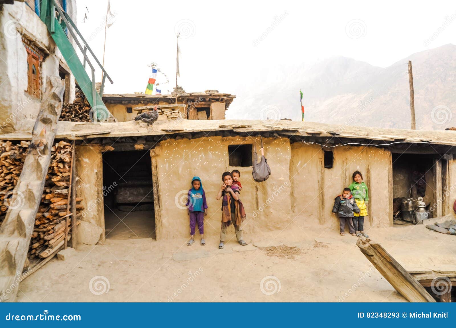 Vijf inheemse kinderen redactionele stock foto. Image of huis - 82348293