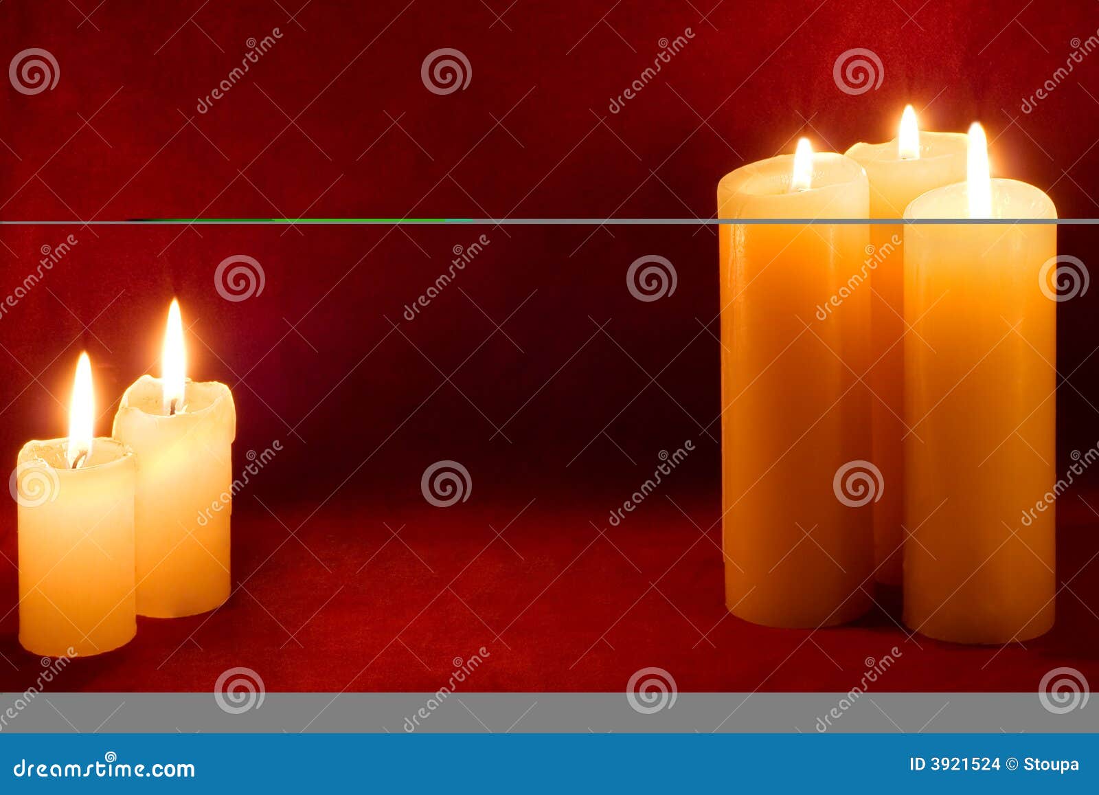 Vijf kaarsen op karmijn stock foto. Image of enkelvoudig - 3921524