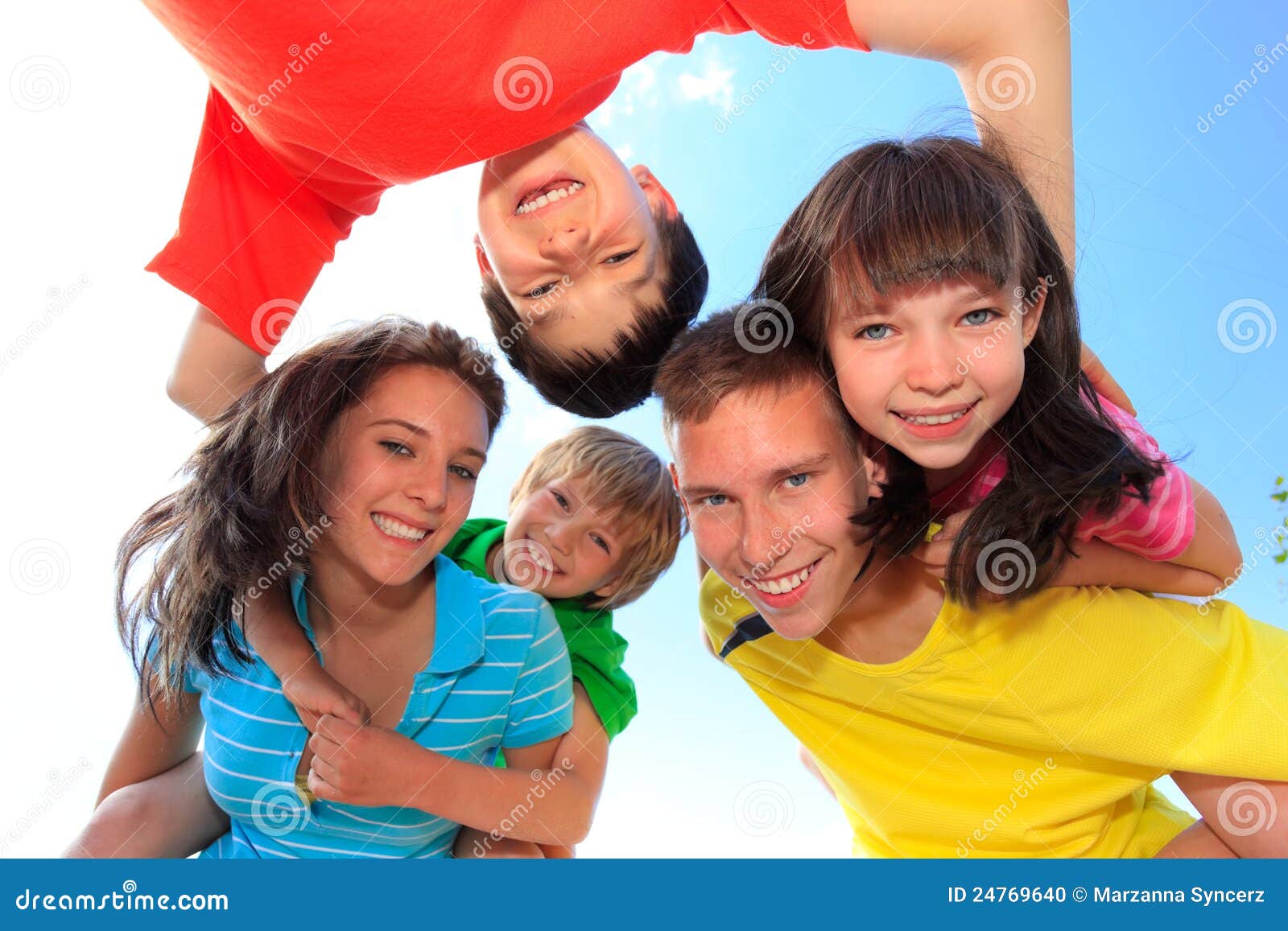 Vijf Kinderen Die Neer Kijken Stock Foto - Image of kleuren ...
