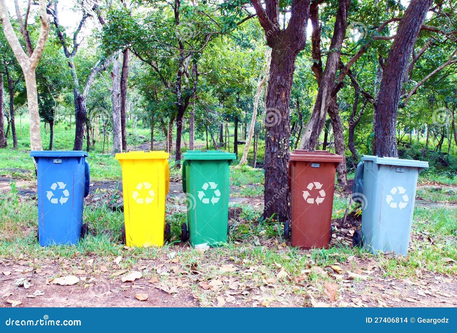 Vijf Kleuren Recycleren Bak Stock Foto - Image of openlucht, leeg: 27406814