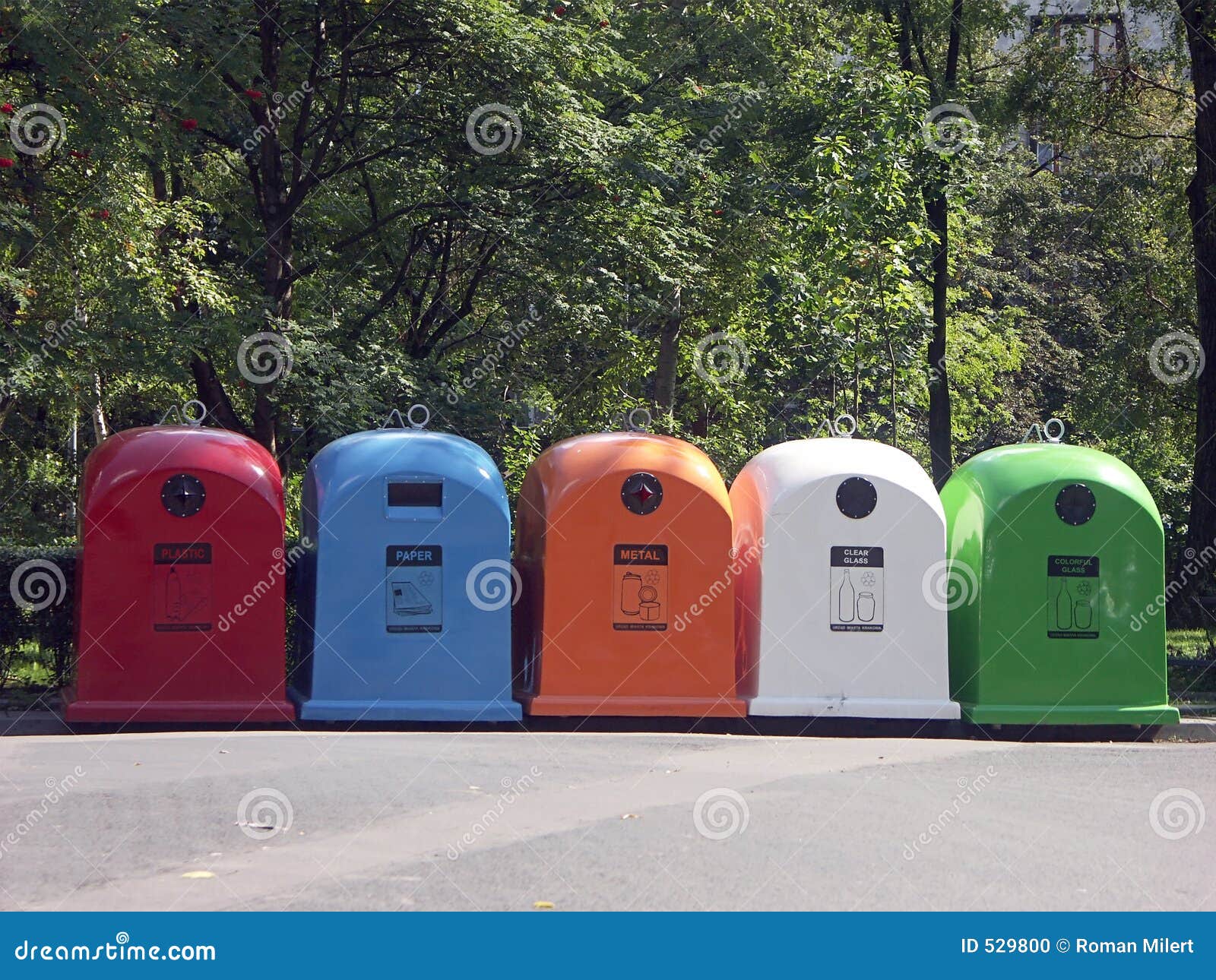 Vijf recycleren bakken stock foto. Image of aluminium, sinaasappel - 529800