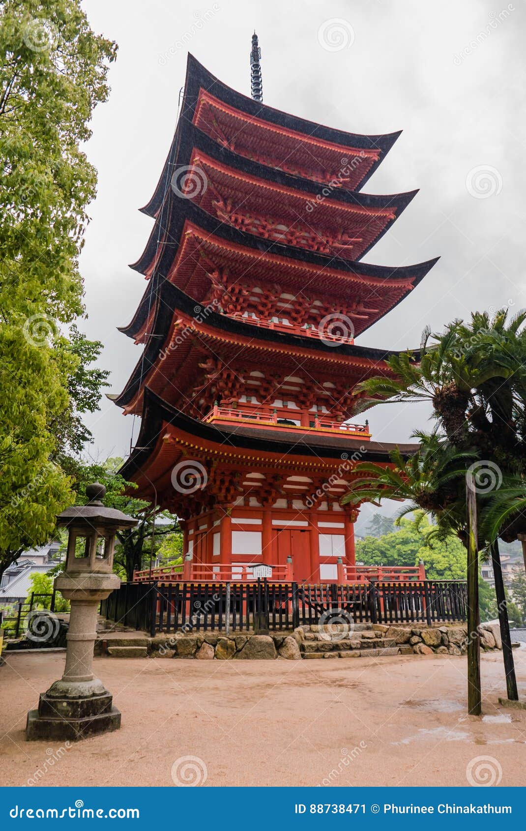 Vijf-Storied Pagode (Gojunoto) Op Miyajima-Eiland Redactionele Foto ...