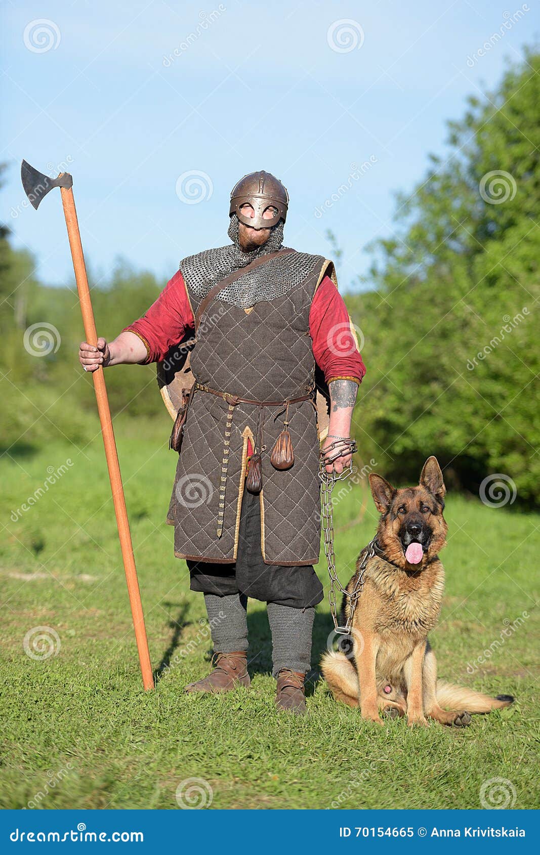 Viking Con El Perro Pastor En Cadena Imagen editorial - Imagen de ...