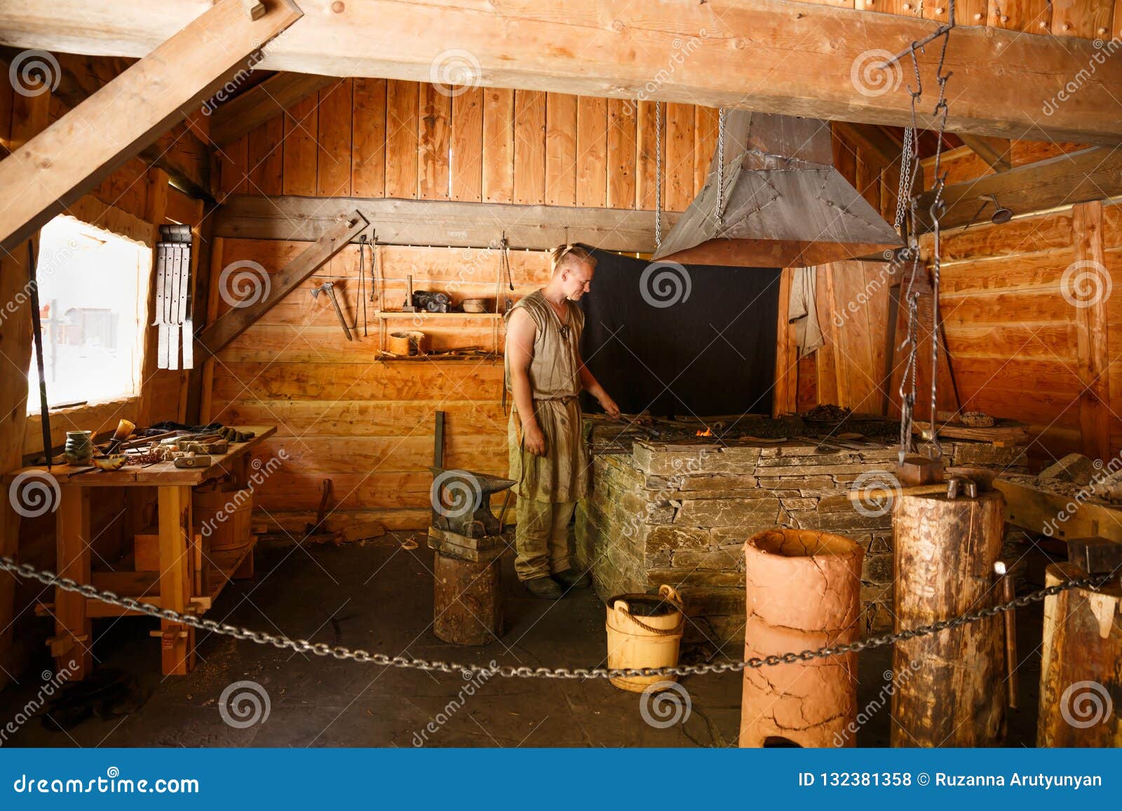 Viking-smid redactionele stock foto. Image of kleren - 132381358