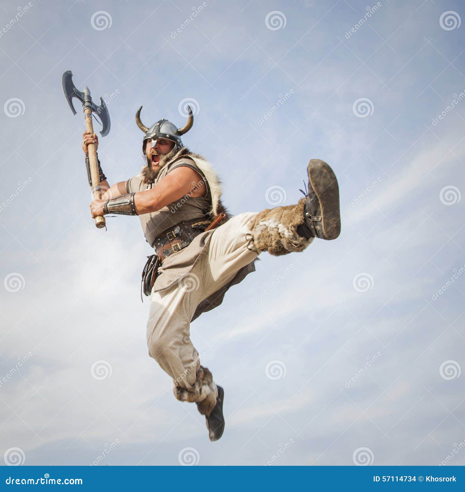 Vikingen Vallen Van Hemel Aan Stock Foto - Image of mens, mannelijk ...