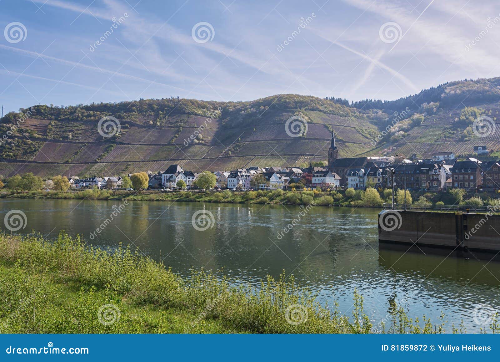 A Vila Pequena Ao Longo Do Rio De Mosel Fotografia Editorial - Imagem ...