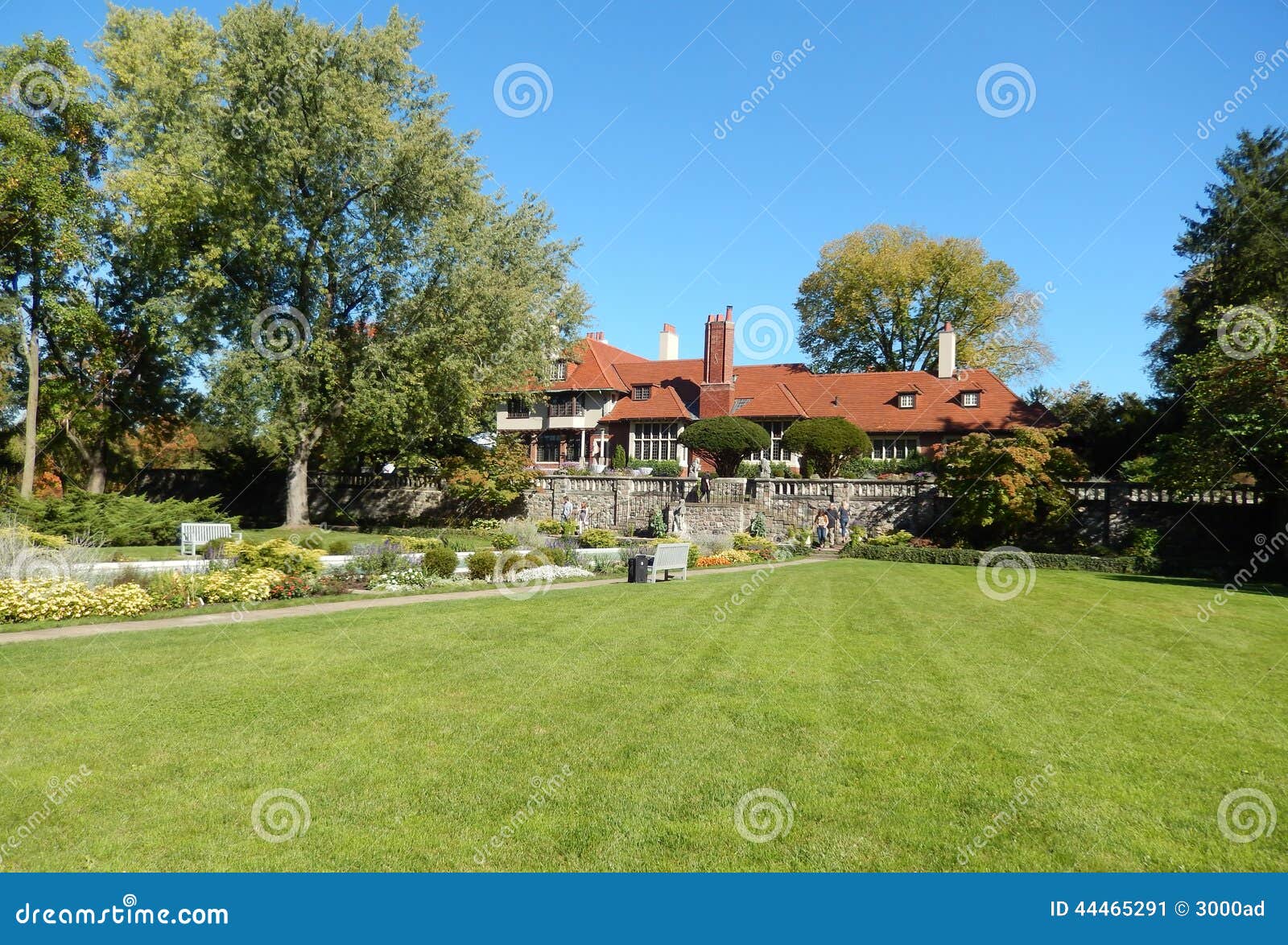 Villa Mit Landschaftlich Gestaltetem Rasen Stockbild - Bild von ...