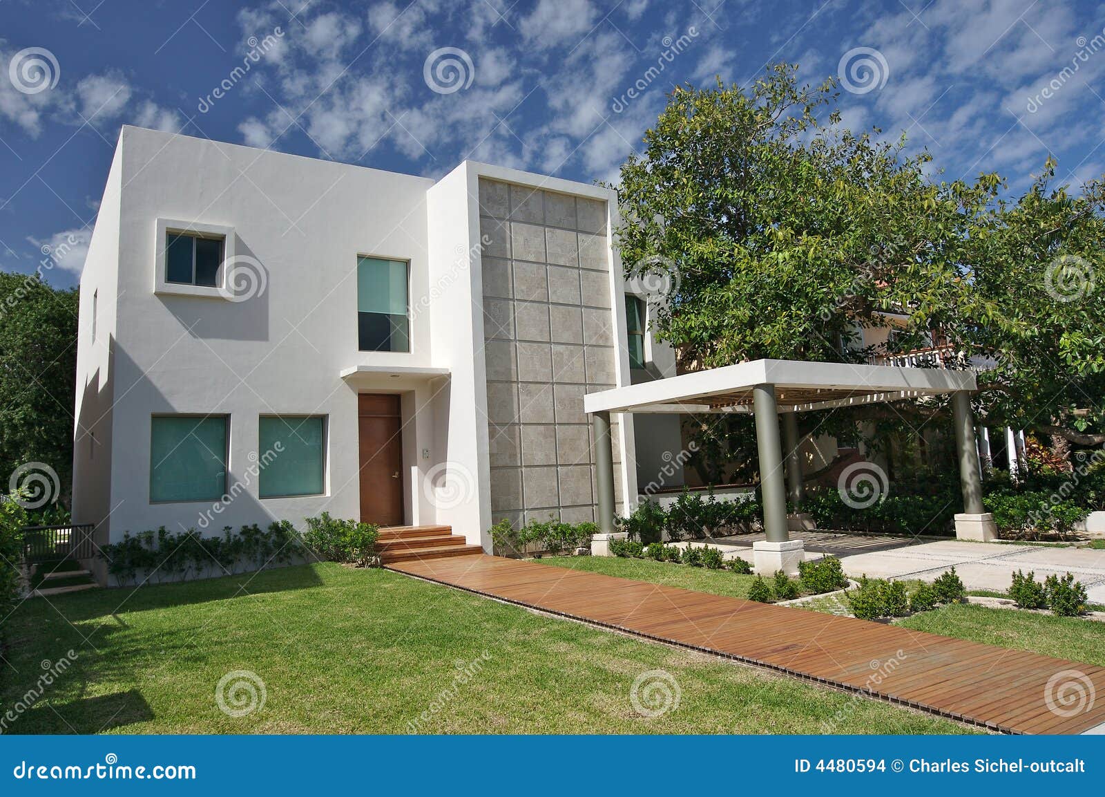 Villa moderna fotografia stock. Immagine di prato, esterno - 4480594