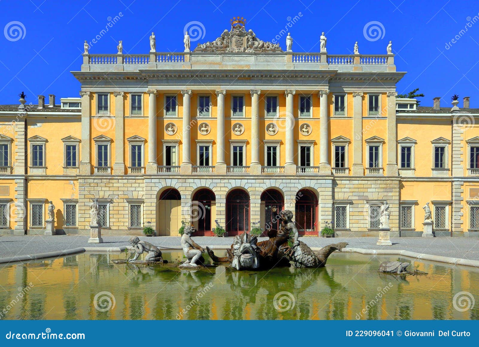 Villa Olmo Como stock image. Image of giallo, acqua - 229096041