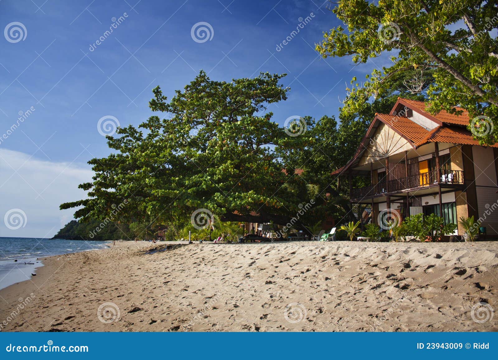 Villa op het strand stock afbeelding. Image of kustlijn - 23943009