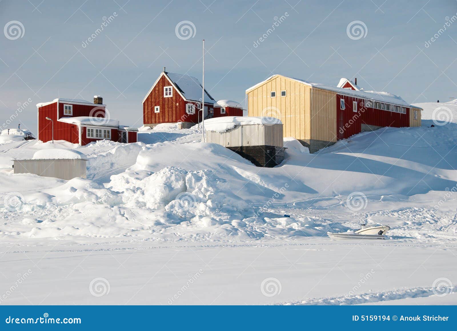 Village d'Inuit photo stock. Image du horizontal, maison - 5159194