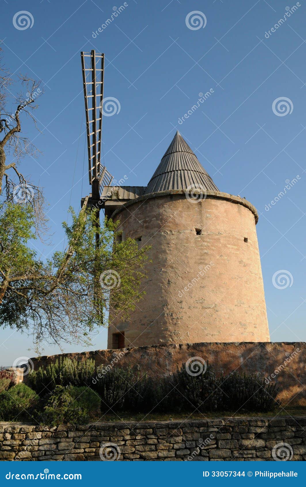Village De Goult En Provence Photo stock - Image du windmill ...