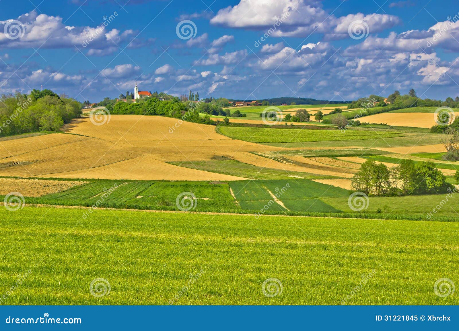 Village Idyllique Sur La Colline Verte Image stock - Image du coloré ...