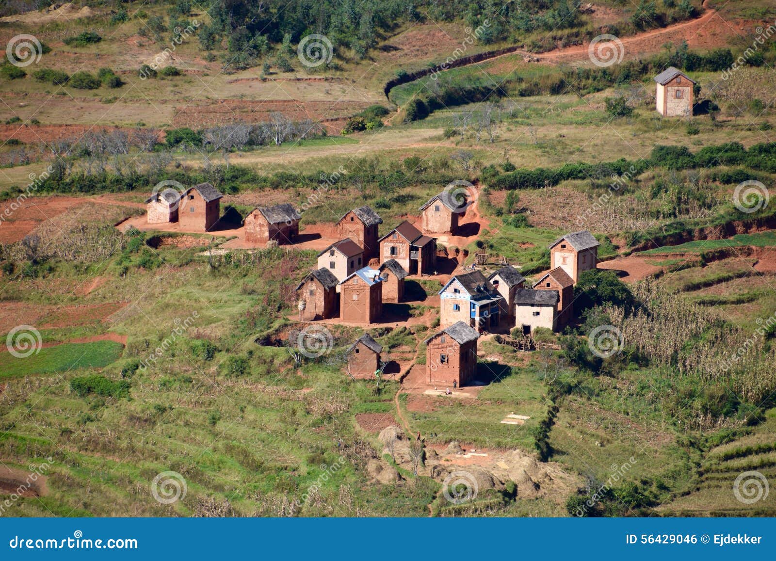 Village, Madagascar photo stock. Image du boue, maisons - 56429046