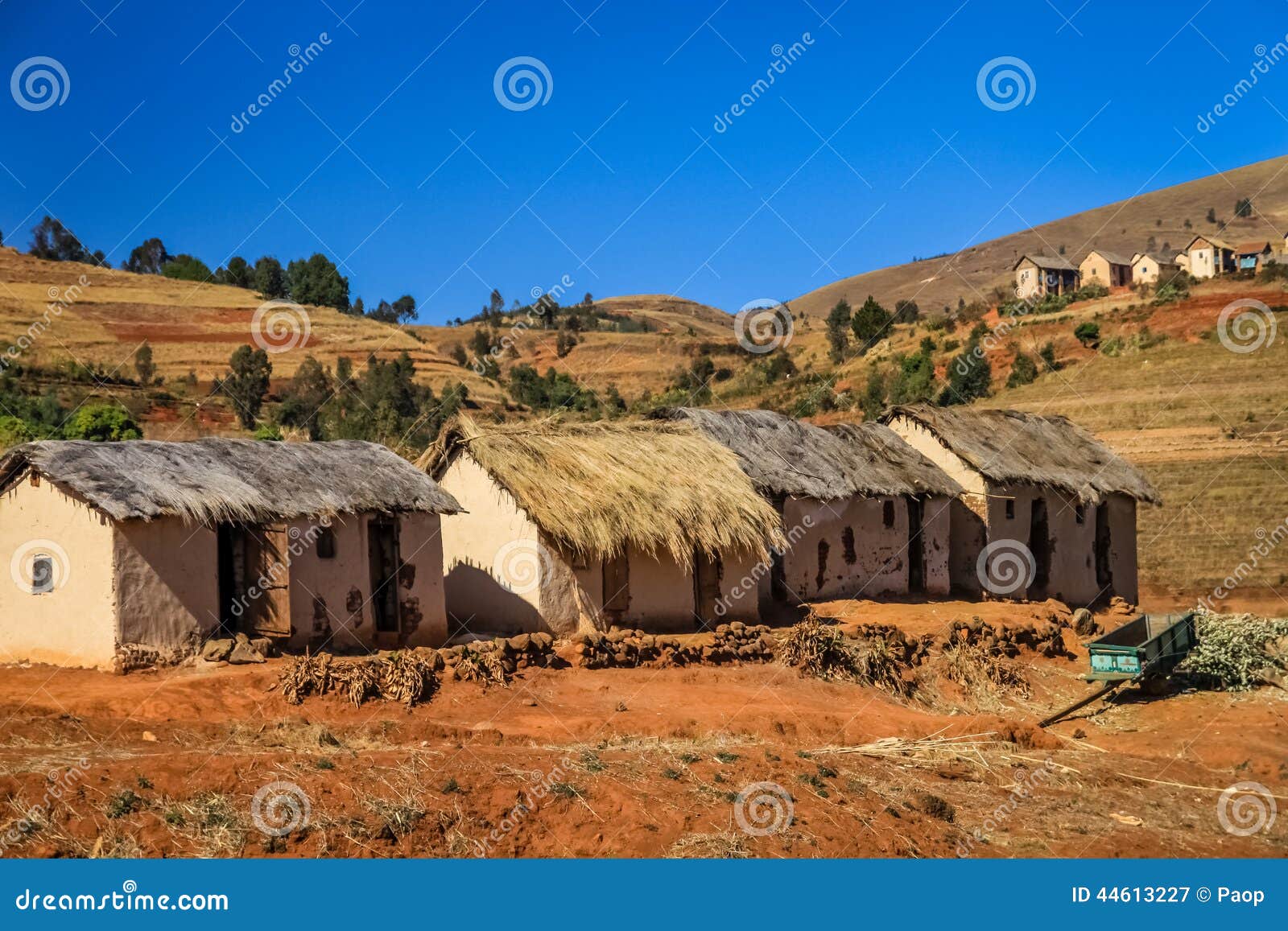 Village malgache image stock. Image du mauvais, horizontal - 44613227