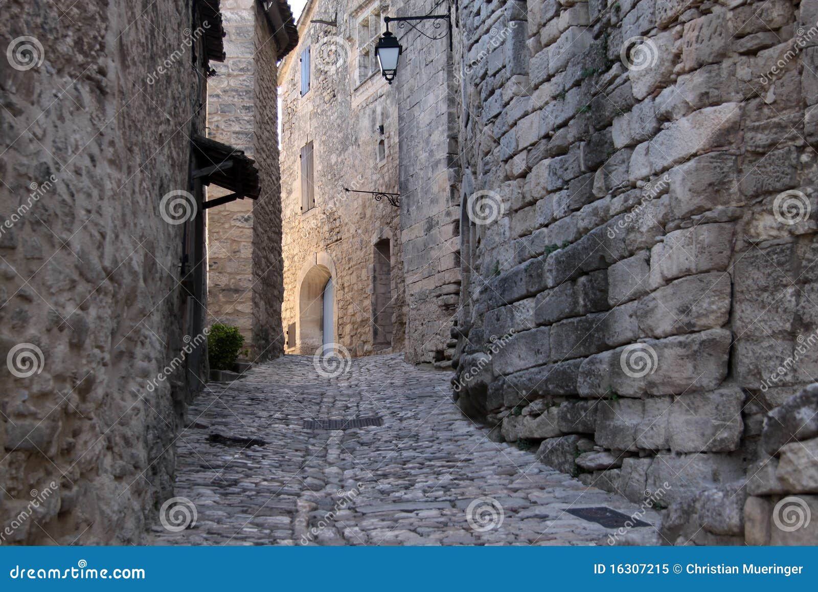 Village street in Lacoste stock image. Image of alpes - 16307215