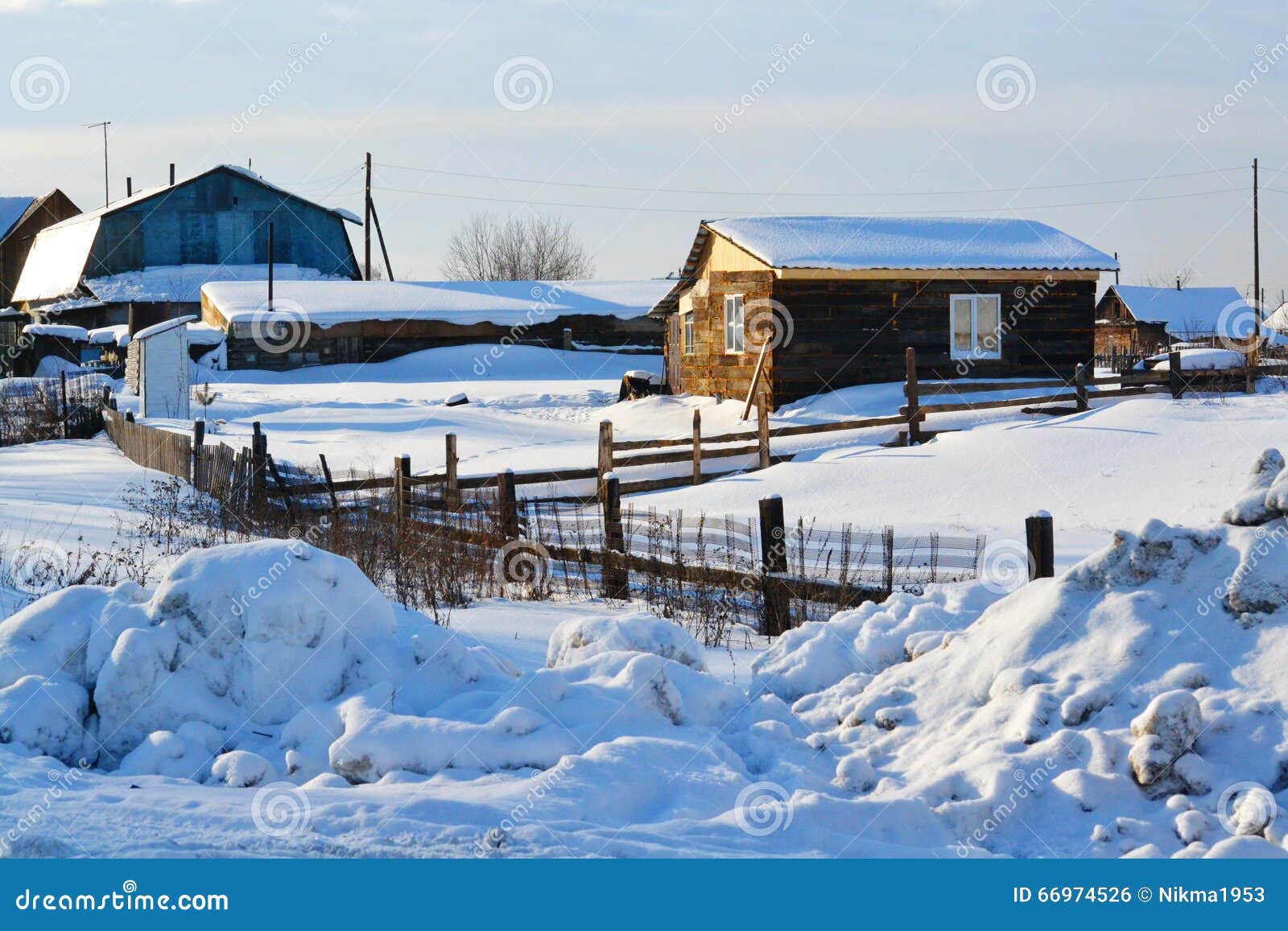 Villaggi siberiani fotografia stock. Immagine di collegare - 66974526