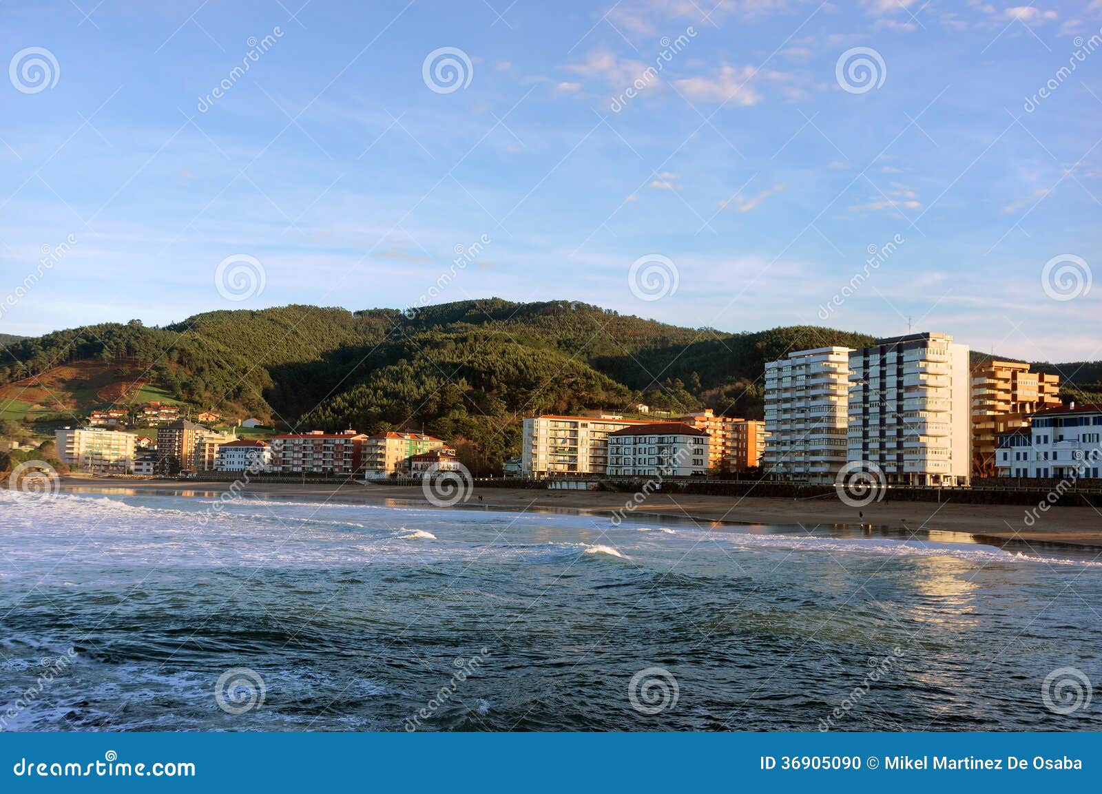 Villaggio E Spiaggia Di Bakio in Paese Basco Fotografia Stock ...