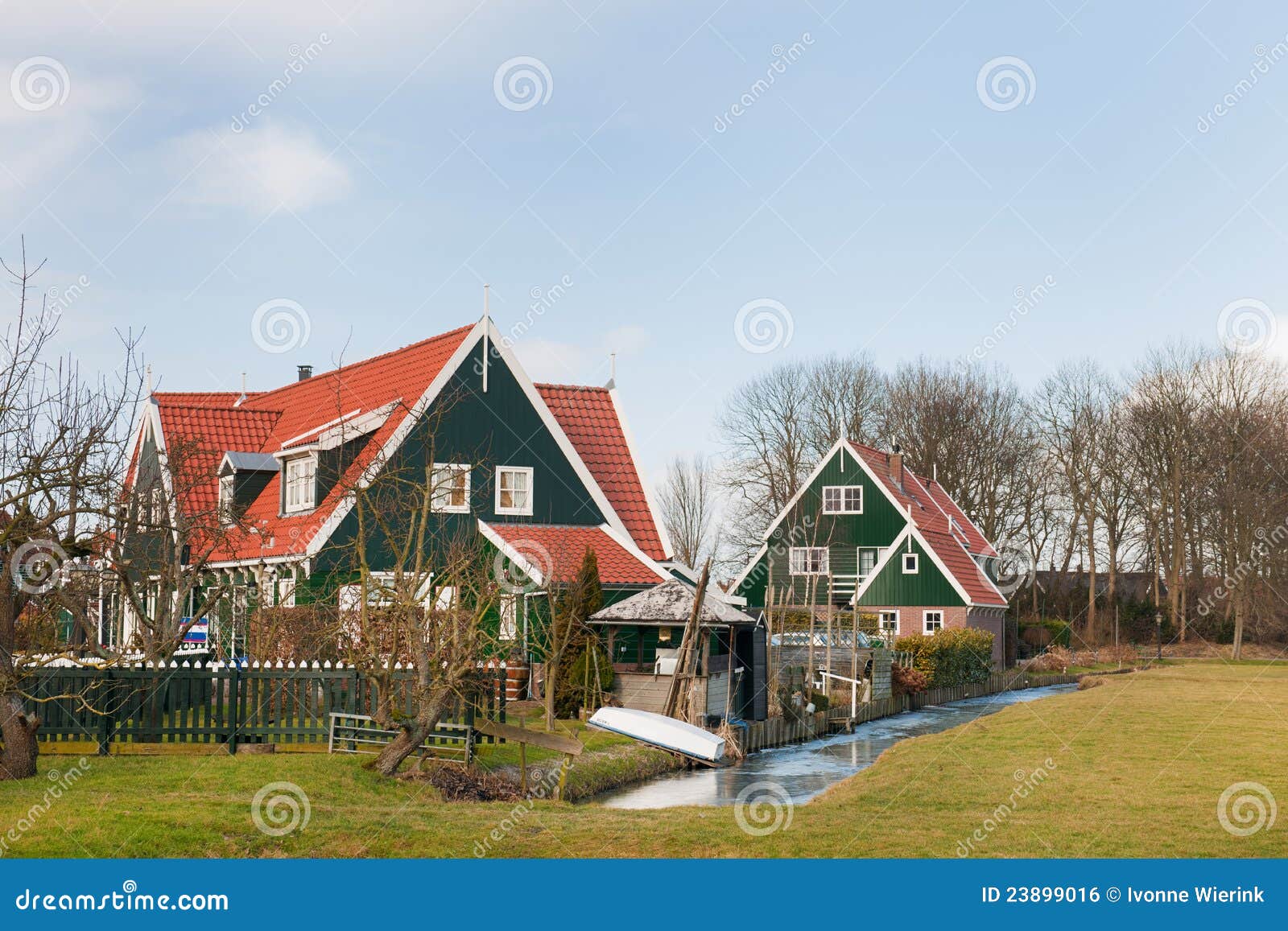 Villaggio olandese tipico fotografia stock. Immagine di indipendente ...