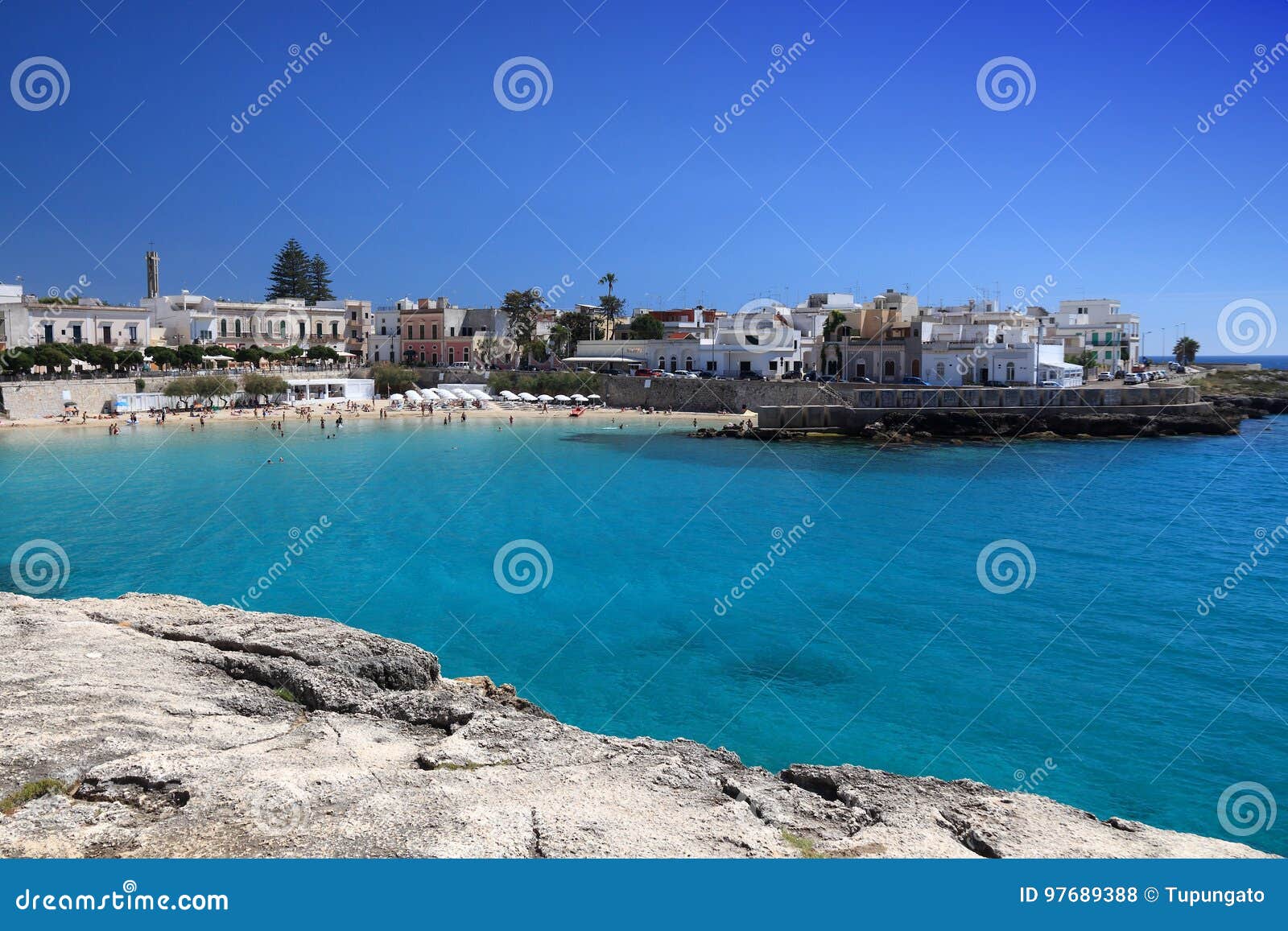 Ville De Bord De La Mer De Pouilles Photo stock - Image du plage ...