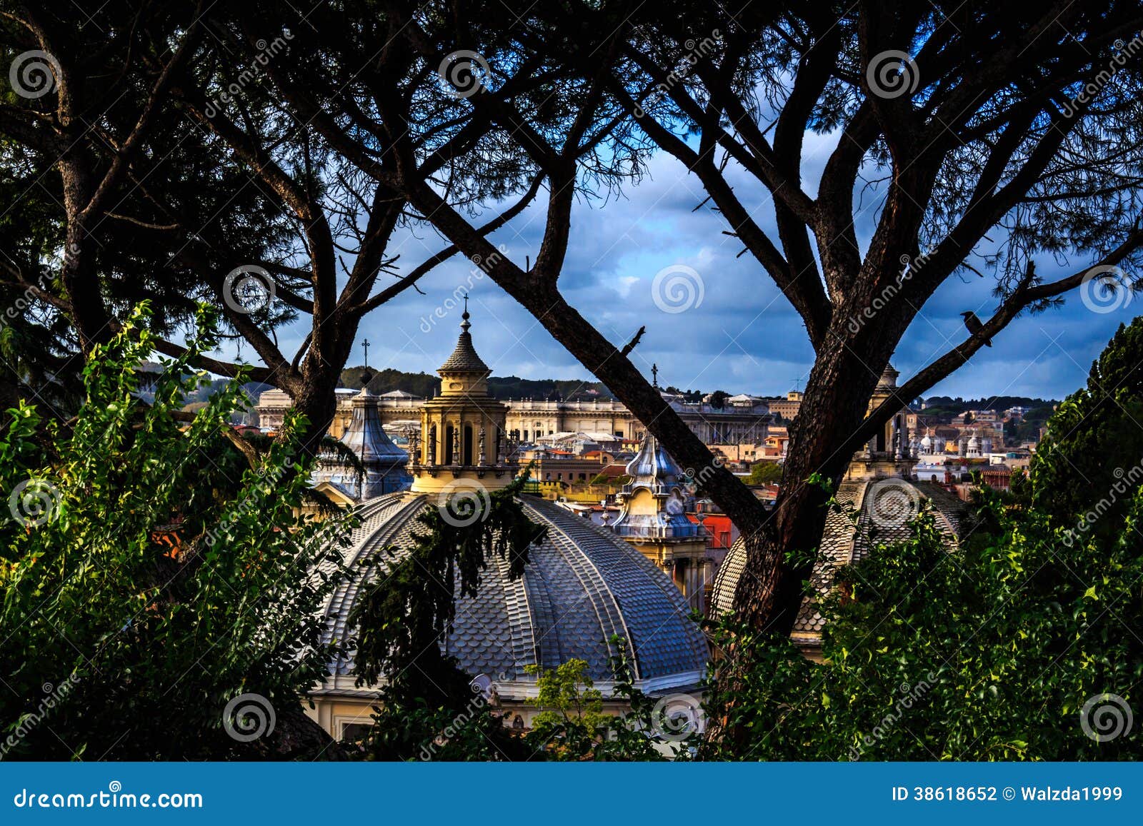 Ville De Rome Par Les Arbres Photo stock - Image du romain, bleu: 38618652
