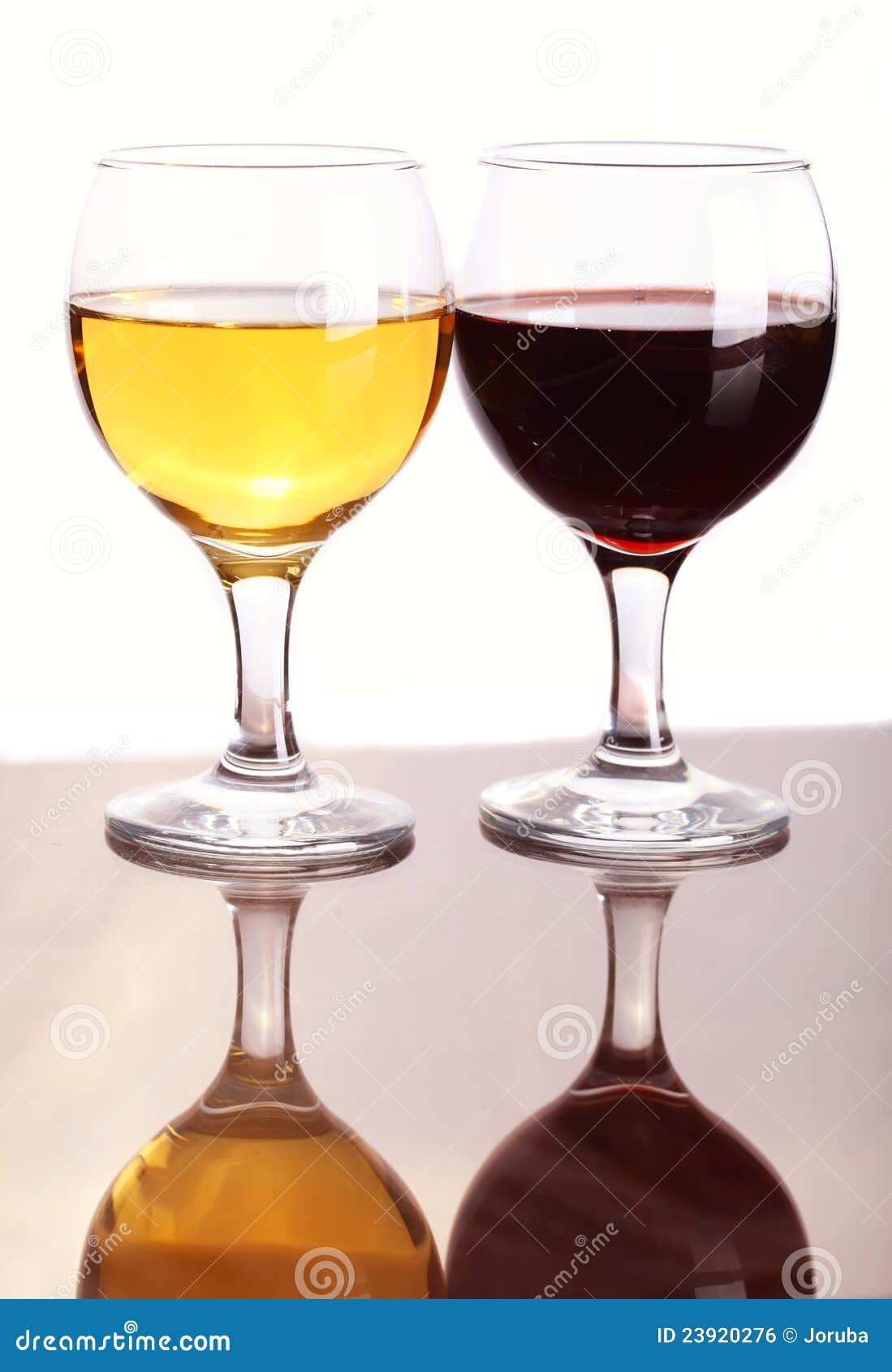 Vin Blanc Et Rouge En Glaces Photo stock - Image du fermer, cristal ...