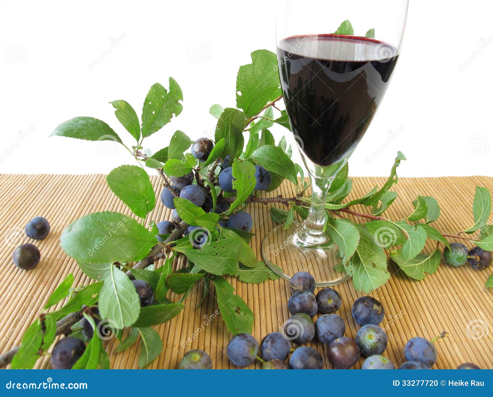 Vin De Fruits De Prunellier Photo stock - Image du prunellier, bleu ...