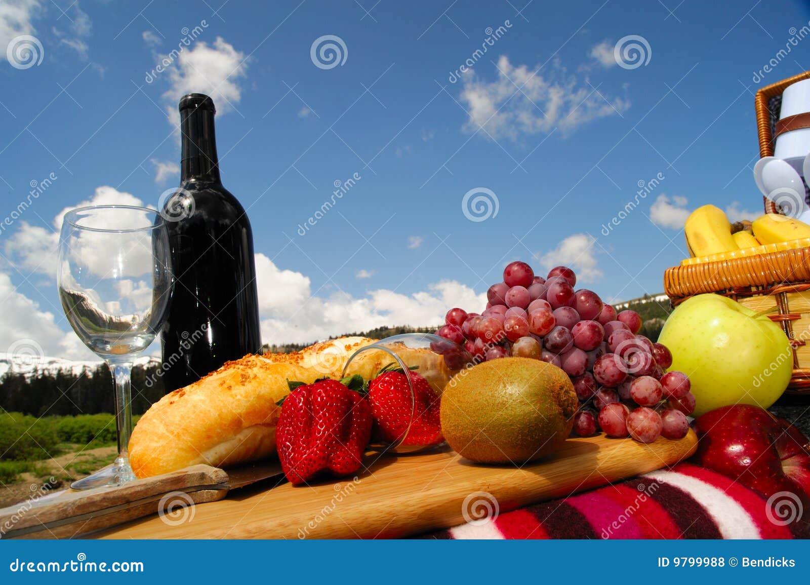 Vin De Pique-nique De Fruit Photo stock - Image du raisins, fraises ...